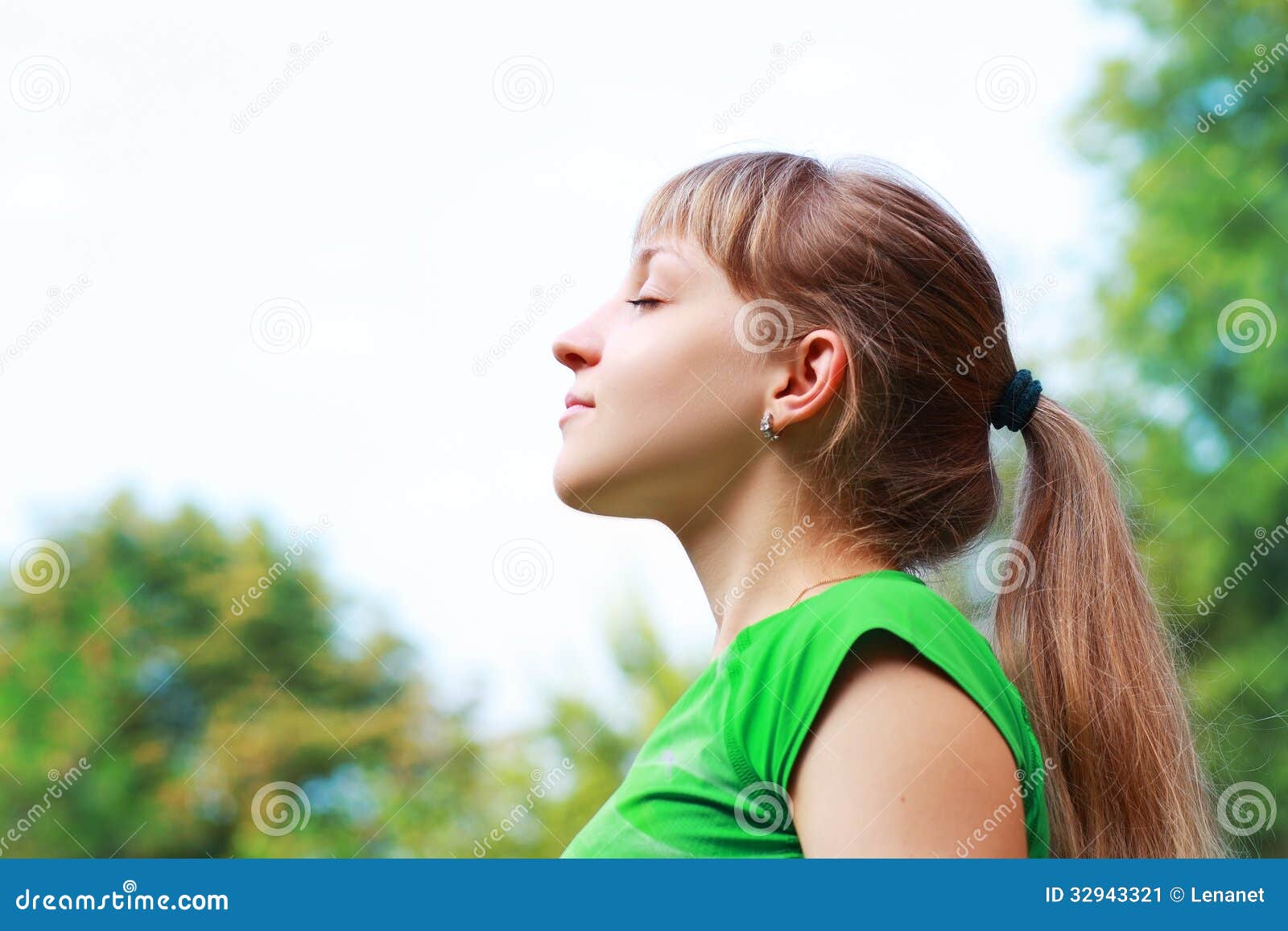 Vrouw Die Verse Lucht Ademen Stock Afbeelding - Image of zuiverheid ...