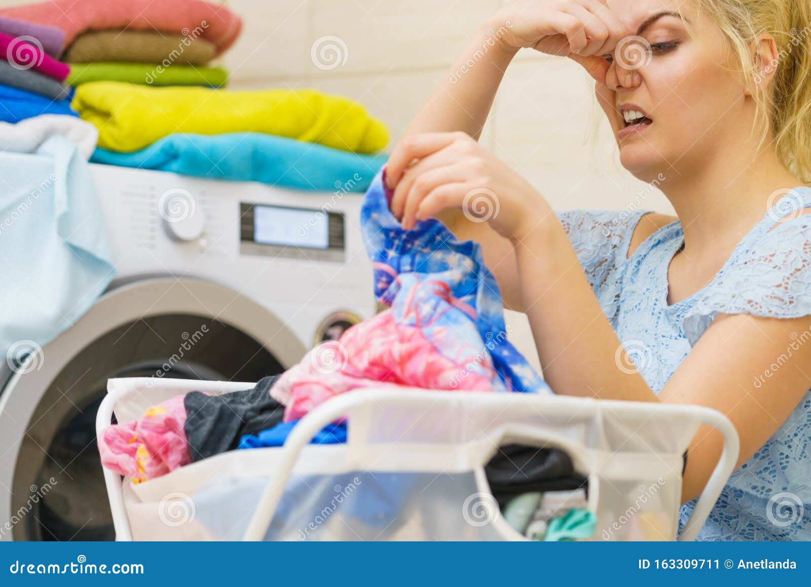 Vrouw Die Zich Bezighoudt Met Stinkende Was Stock Afbeelding - Image of ... Vrouw Die Zich Bezighoudt Met Stinkende Was Stock Afbeelding - Image of ...
