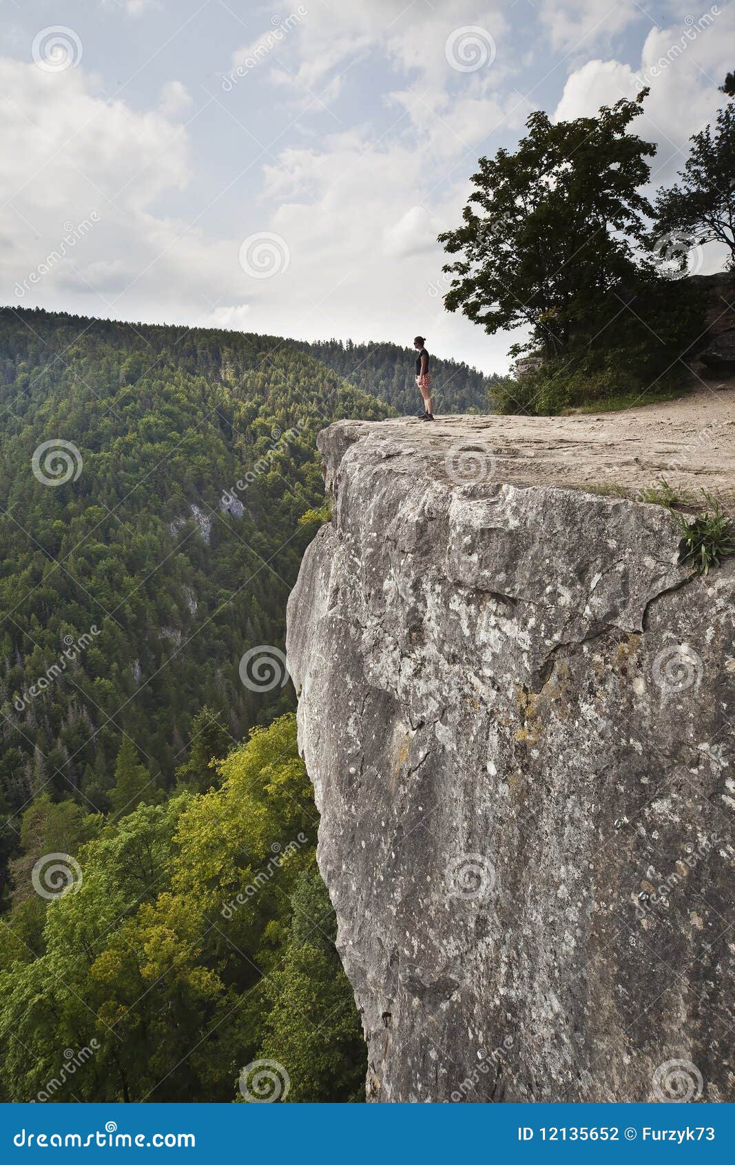 Vrouw Die Zich Op Grote Rots Bevindt Stock Foto - Image of nave, steen ...