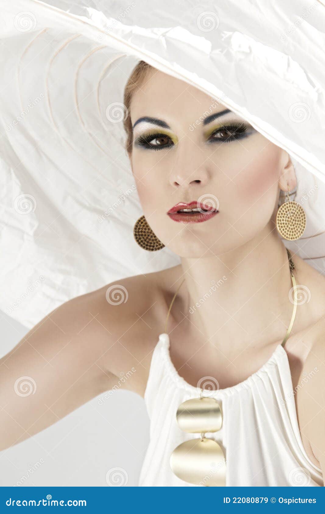 Vrouw in Een Grote Witte Hoed Stock Afbeelding - Image of persoon ...