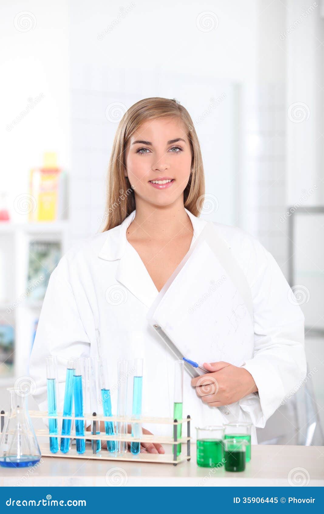 Vrouw in een laboratorium stock afbeelding. Image of professioneel ...