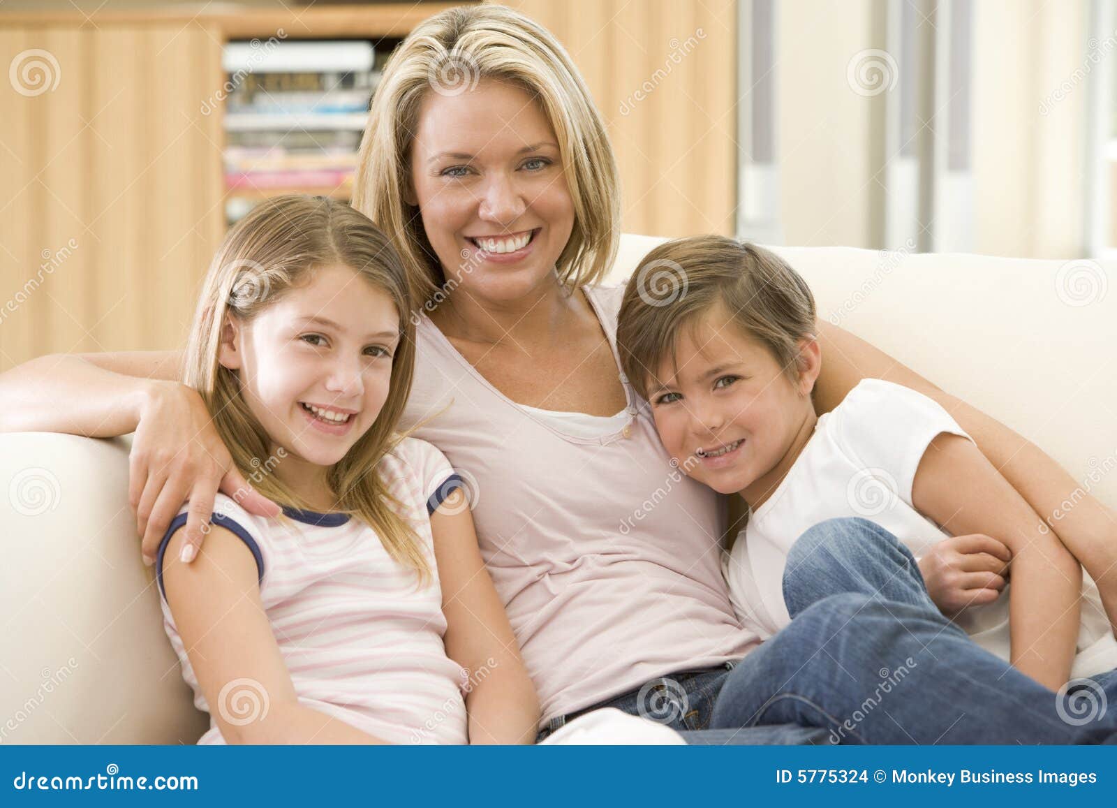 Vrouw En Twee Jonge Kinderen in Woonkamer Stock Foto - Image of ...