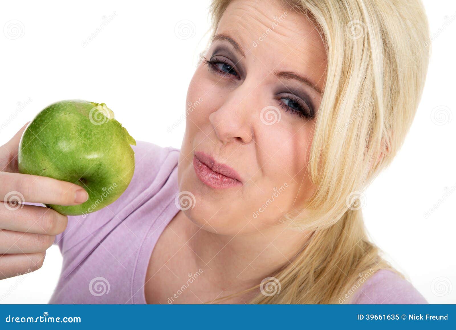 Vrouw Het Bijten in Een Zure Appel Stock Afbeelding - Image of mooi ...