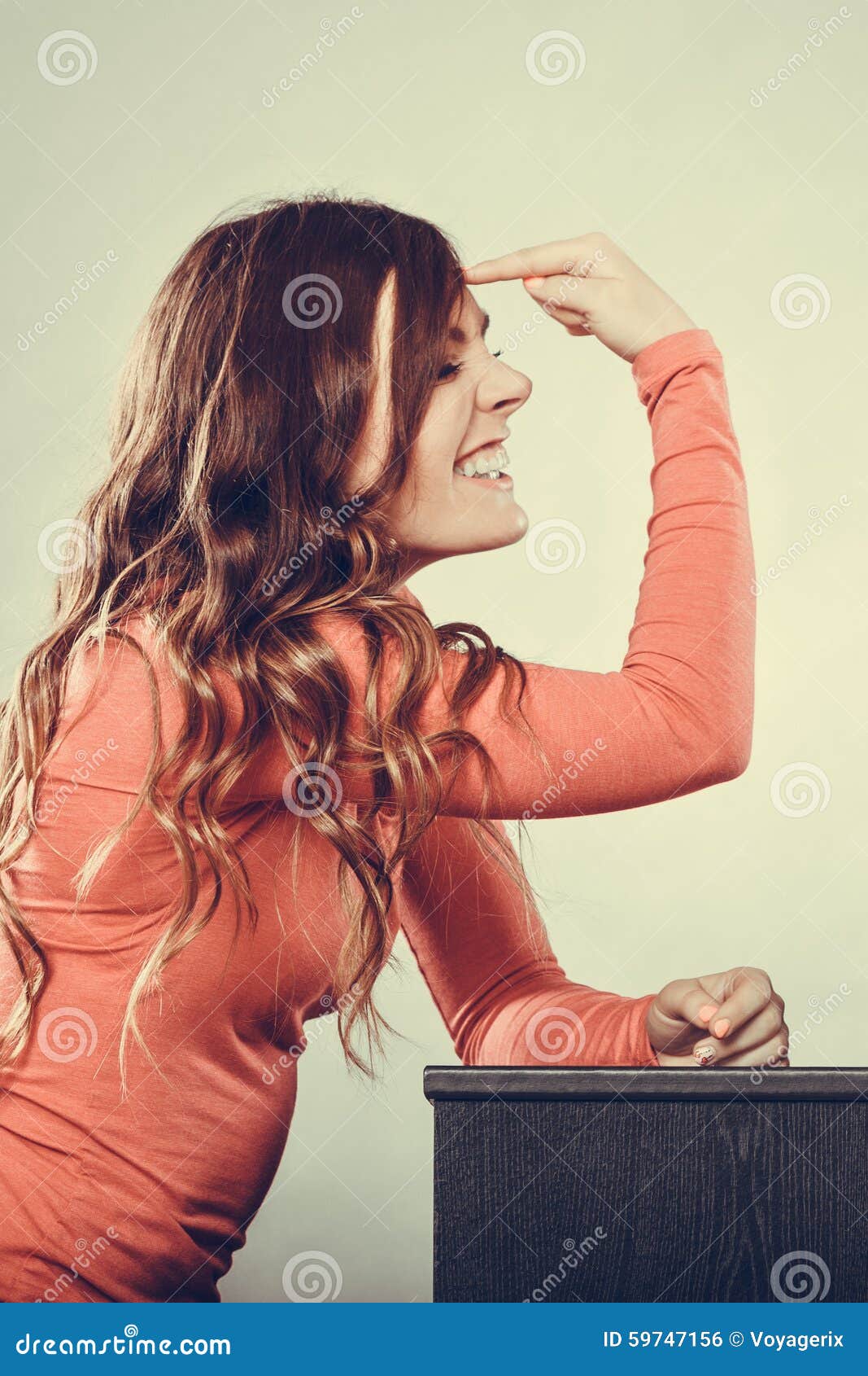 Vrouw Het Gesturing Met Vinger Op Haar Hoofd Gek Stock Foto - Image of ...