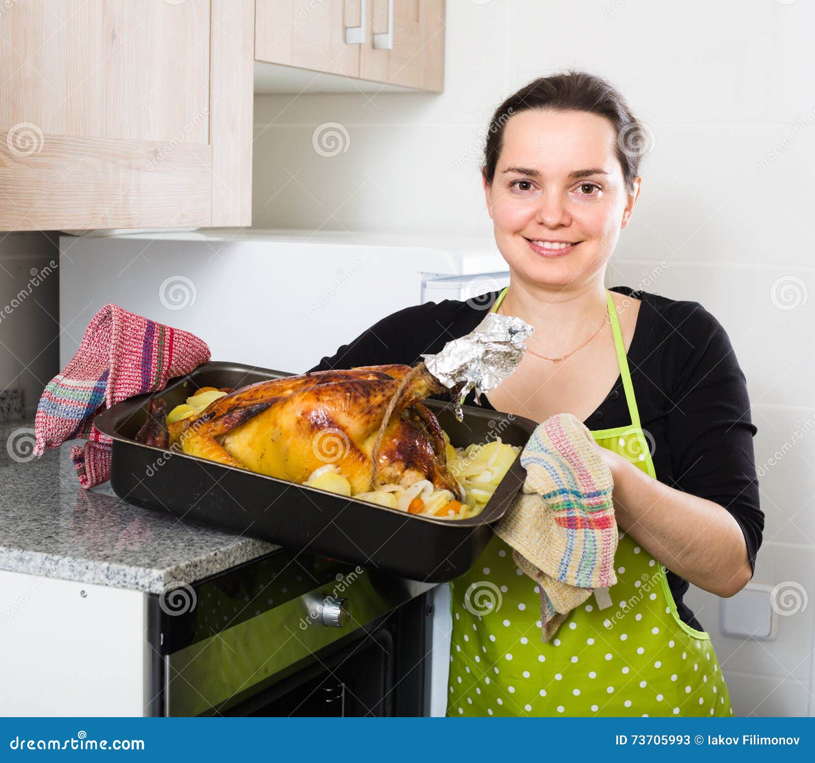 Vrouw Het Koken Kapoen in Bakseldienblad Stock Afbeelding - Image of ...