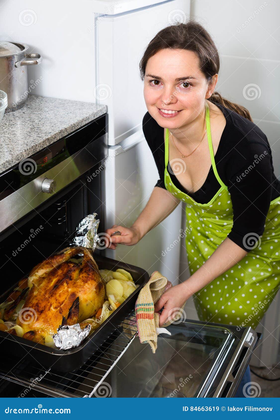Vrouw Het Koken Kapoen in Bakseldienblad Stock Afbeelding - Image of ...