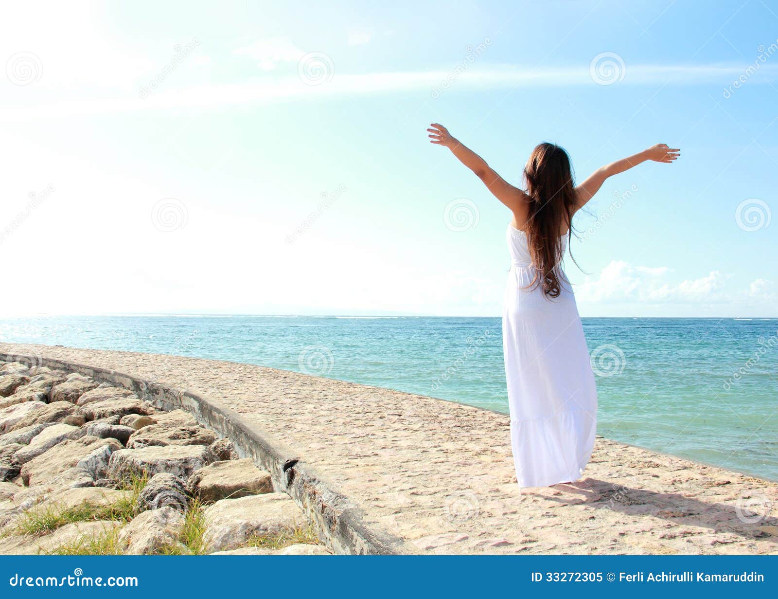 Vrouw Het Ontspannen Bij Het Strand Met Open Wapens Genietend Van Haar ... Vrouw Het Ontspannen Bij Het Strand Met Open Wapens Genietend Van Haar ...