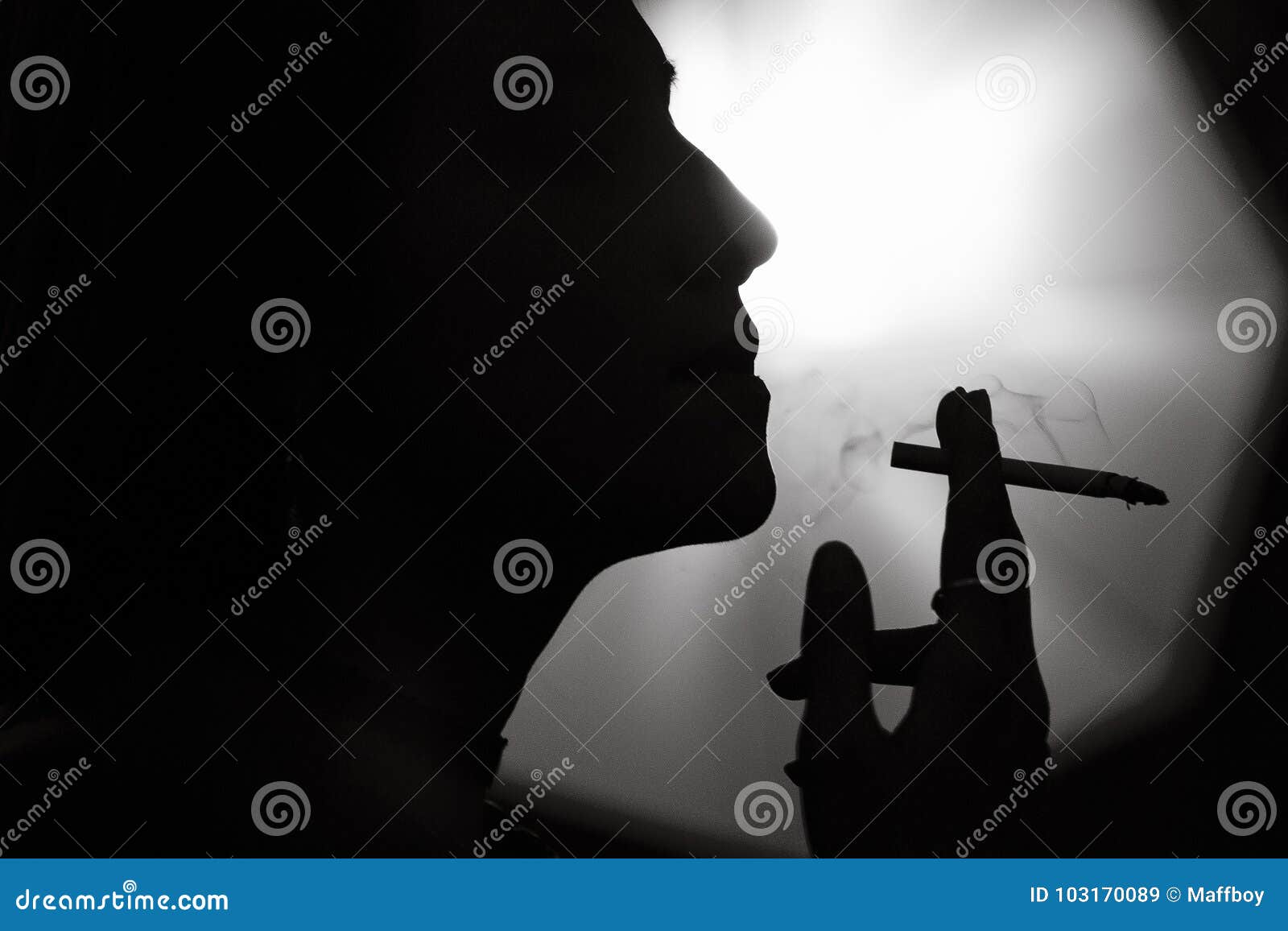 Vrouw het roken stock afbeelding. Image of gewoonte - 103170089