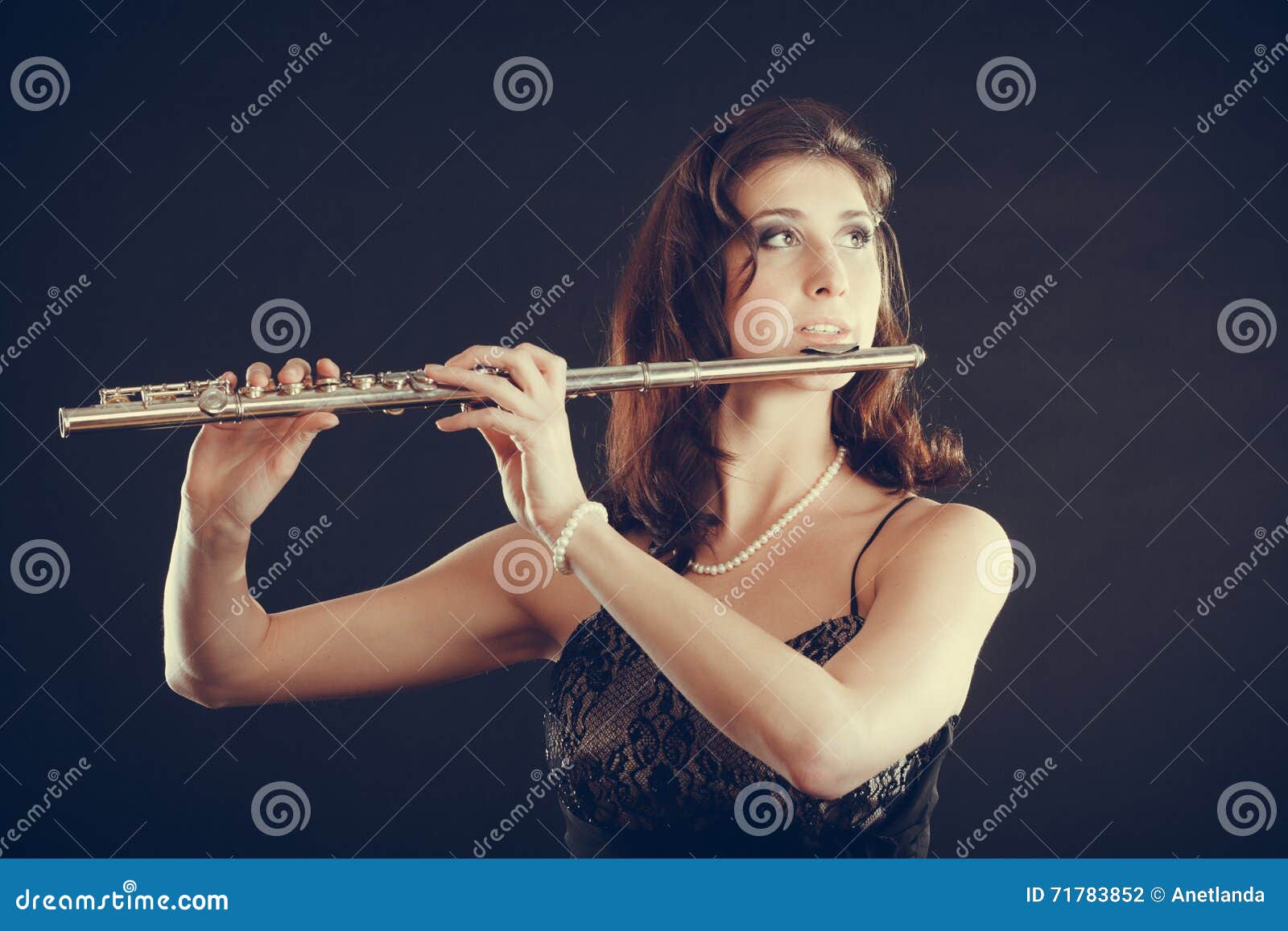 Vrouw Het Spelen Dwarsfluit Op Zwarte Stock Foto - Image of kunstenaar ...