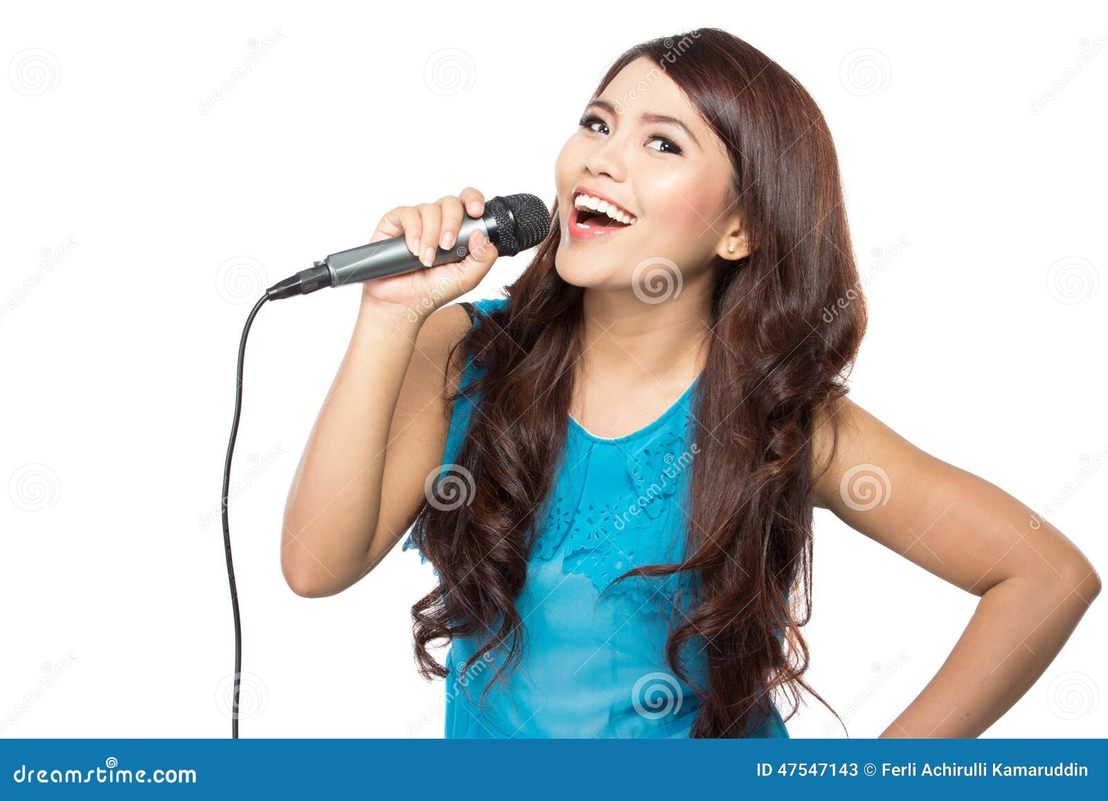 Vrouw het zingen karaoke stock afbeelding. Image of volwassen - 47547143