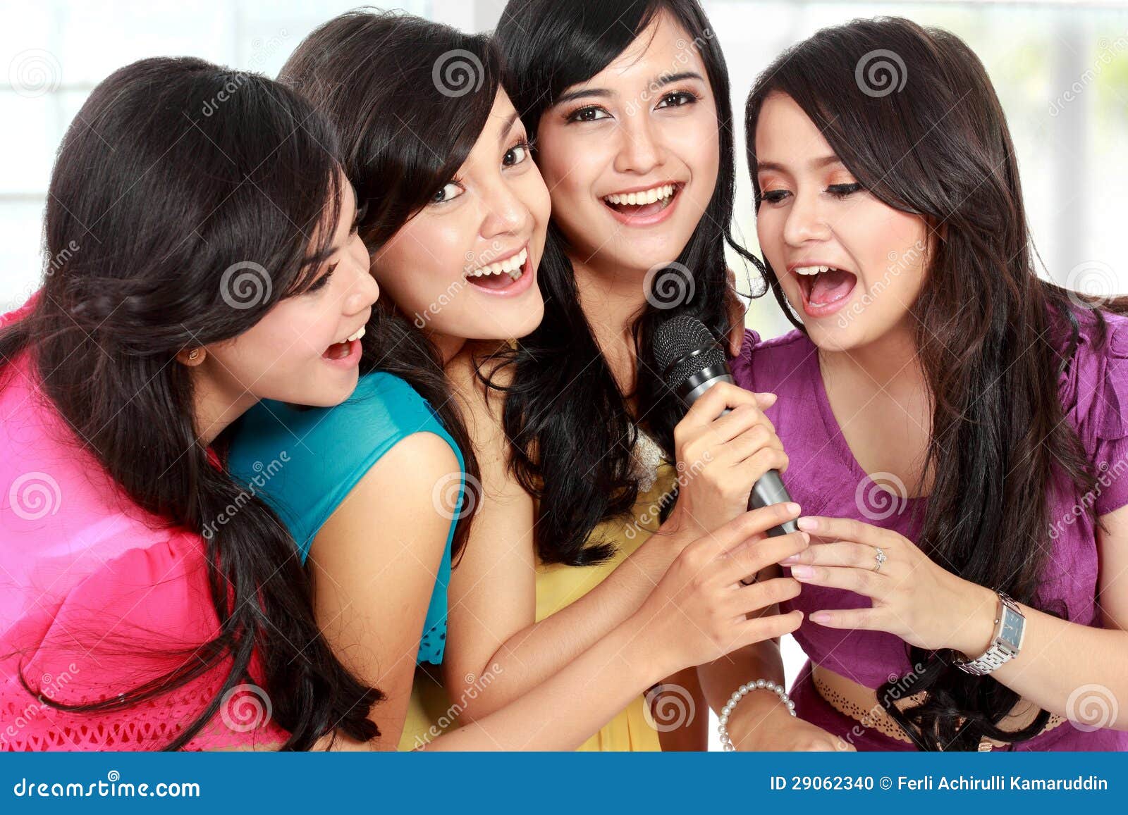 Vrouw Het Zingen Karaoke Samen Stock Foto - Image of leuk, uitdrukking: 29062340