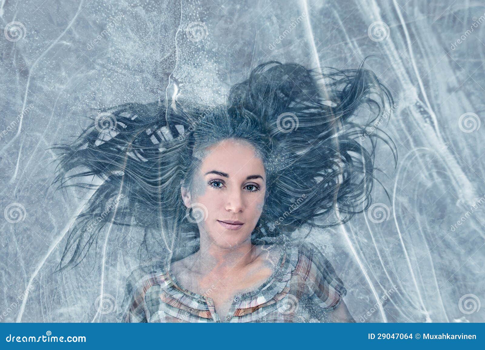 Vrouw in Ijs Wordt Bevroren Dat Stock Foto - Image of winter, lippen ...