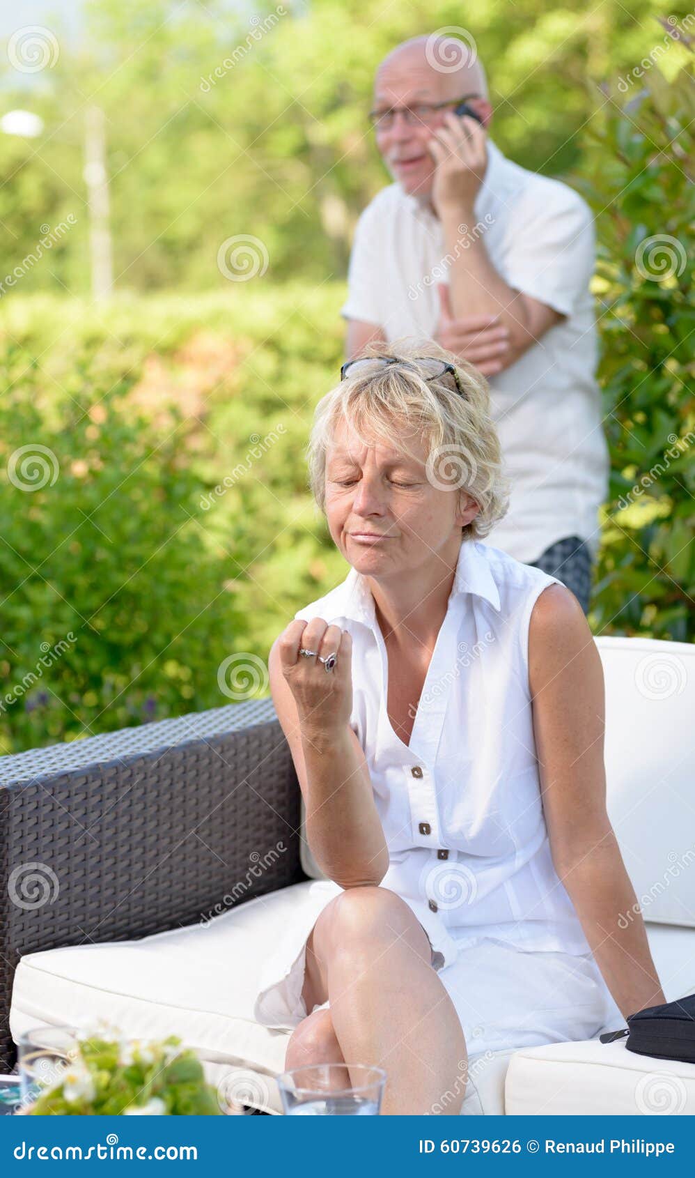 Vrouw Jaloers Van Haar Echtgenoot, Stock Foto - Image of emotie ...