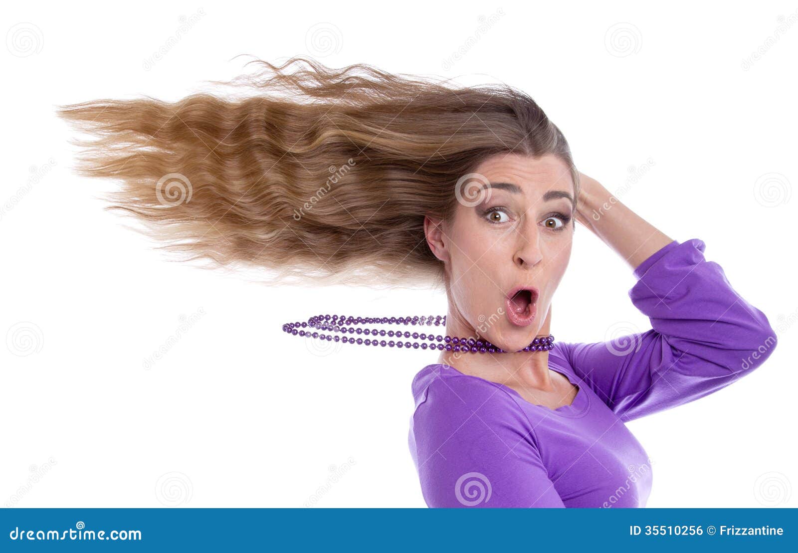 Vrouw met haar in wind stock foto. Image of stoep, koel - 35510256