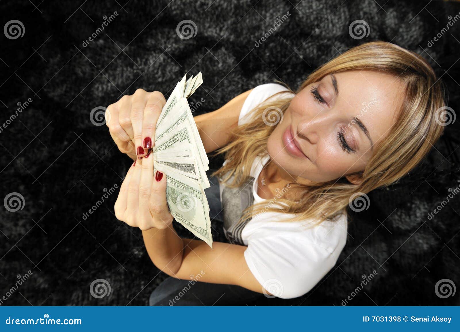 Vrouw met handvol van geld stock foto. Image of volwassen - 7031398