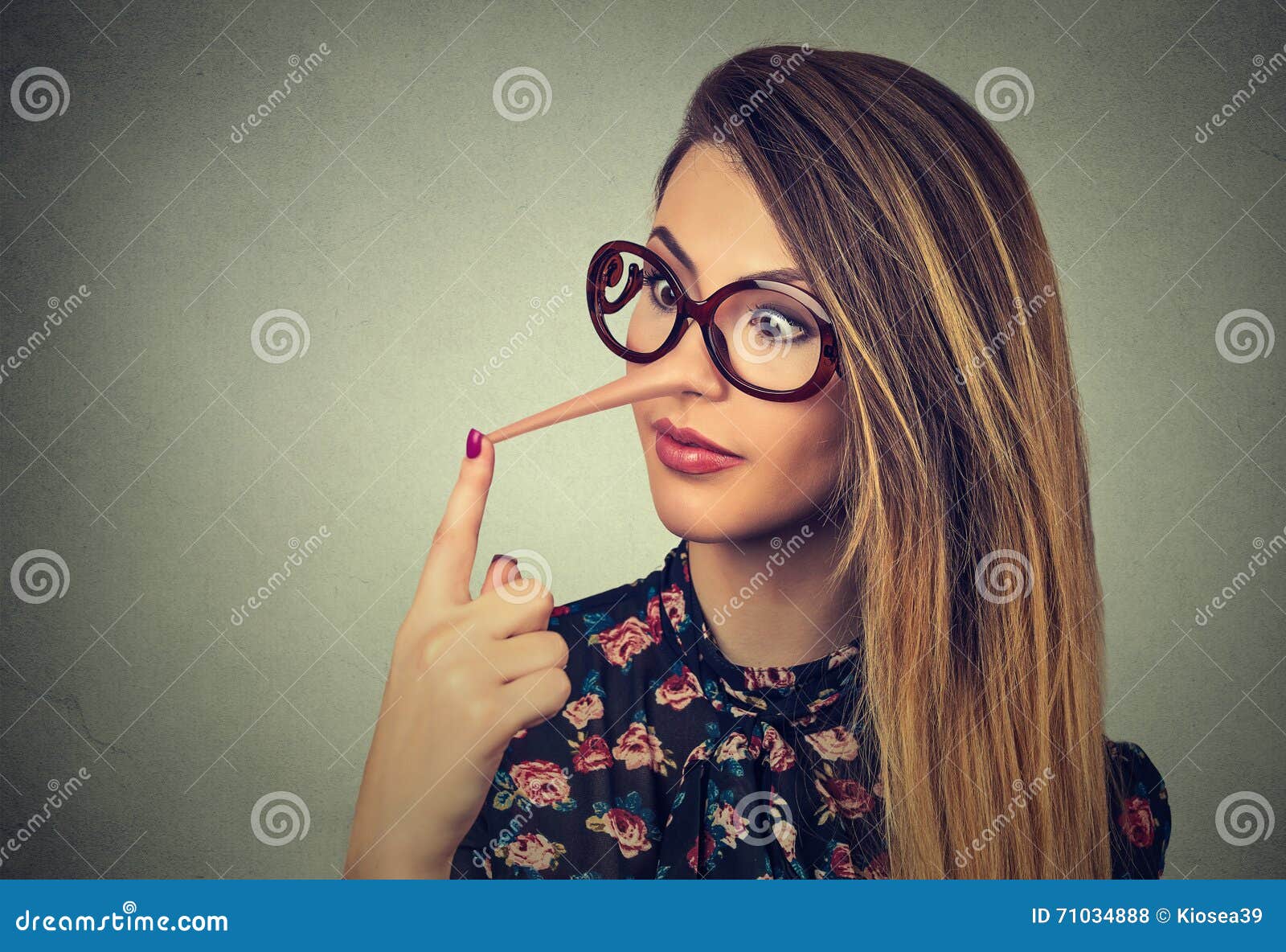 Vrouw met lange neus stock foto. Image of ogen, vals - 71034888