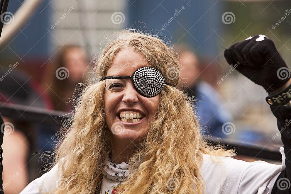 Vrouw met Ooglap redactionele stock foto. Image of decadent - 20924988