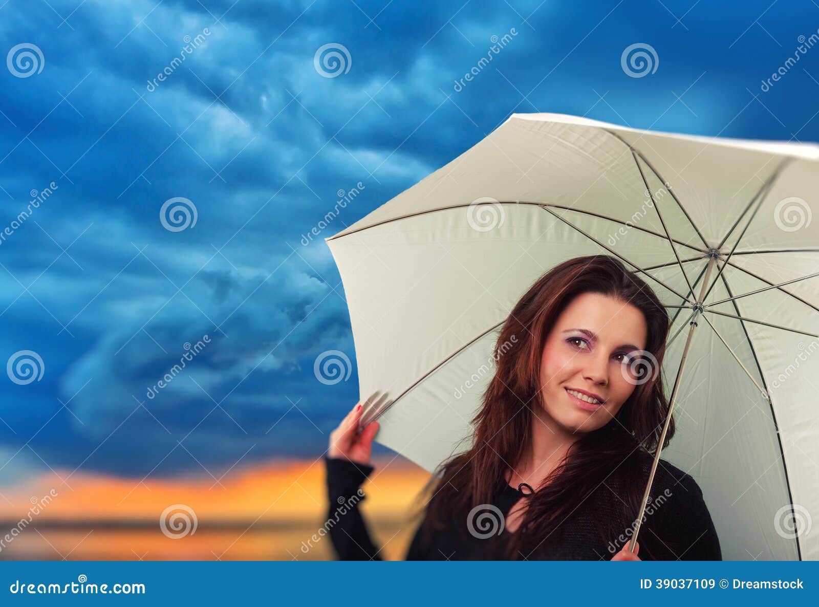 Vrouw Met Paraplu In Een Regenachtige Dag Stock Afbeelding Image Of