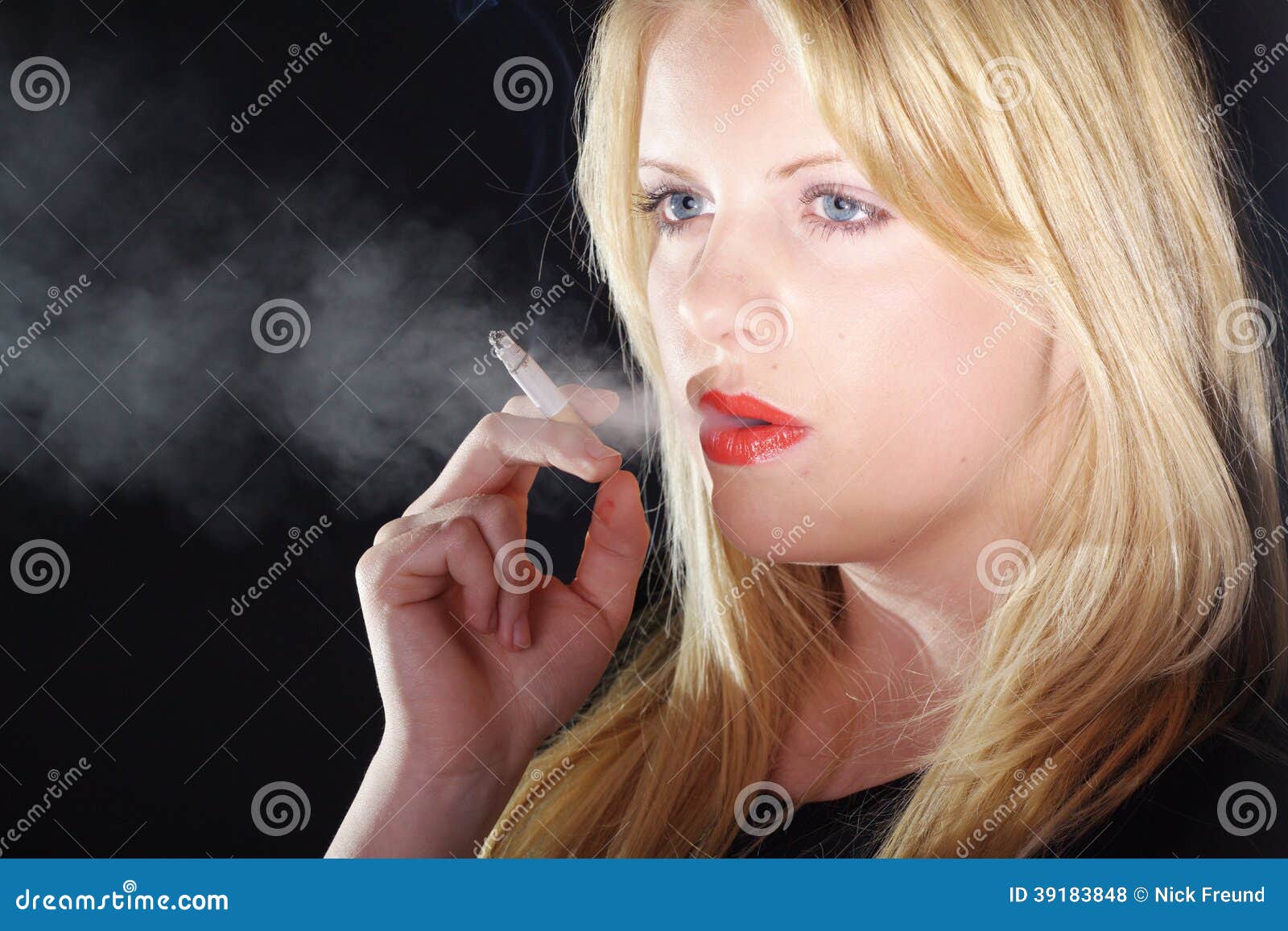 Vrouw met sigaret en rook stock foto. Image of recreatie - 39183848