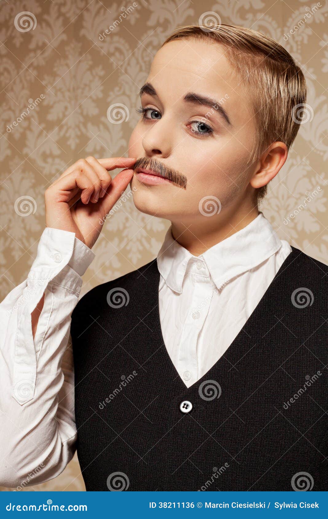 Vrouw met snor stock foto. Image of wijnoogst, preofferte - 38211136