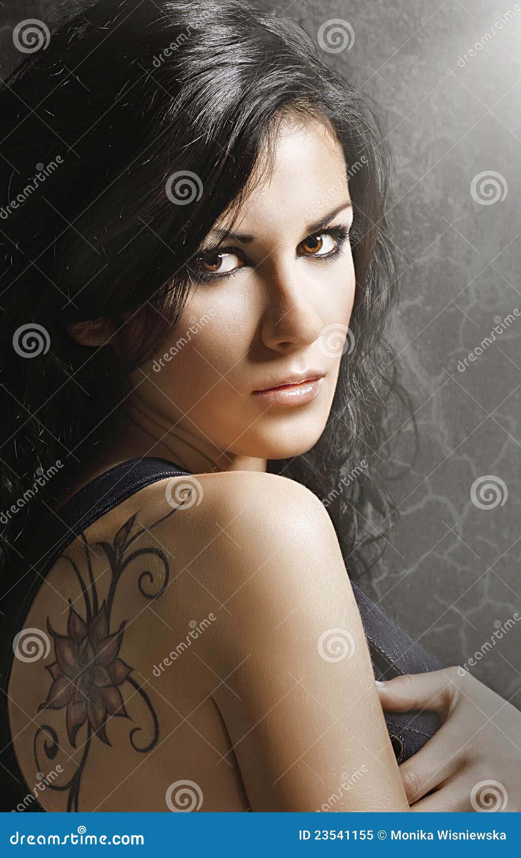 Vrouw met tatoo stock afbeelding. Image of aantrekkingskracht - 23541155