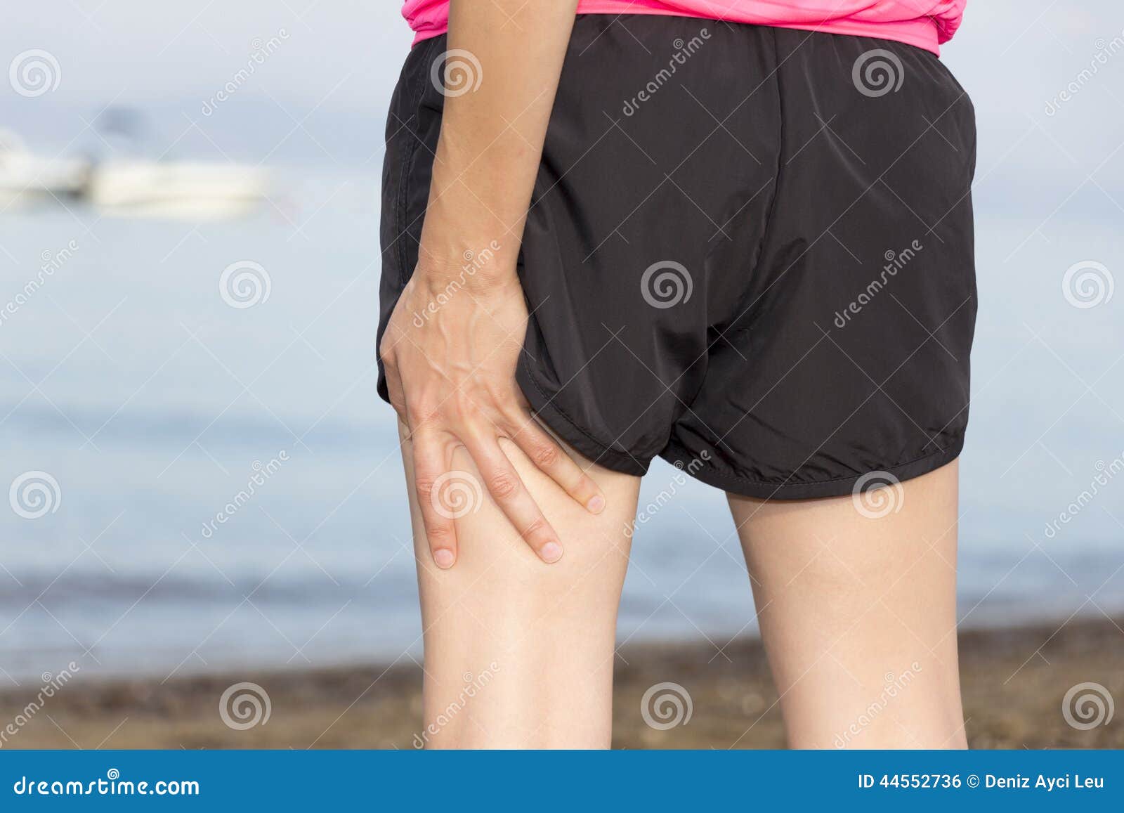 Vrouw Met Verwonde Beenspieren Tijdens Training Stock Foto - Image of ...