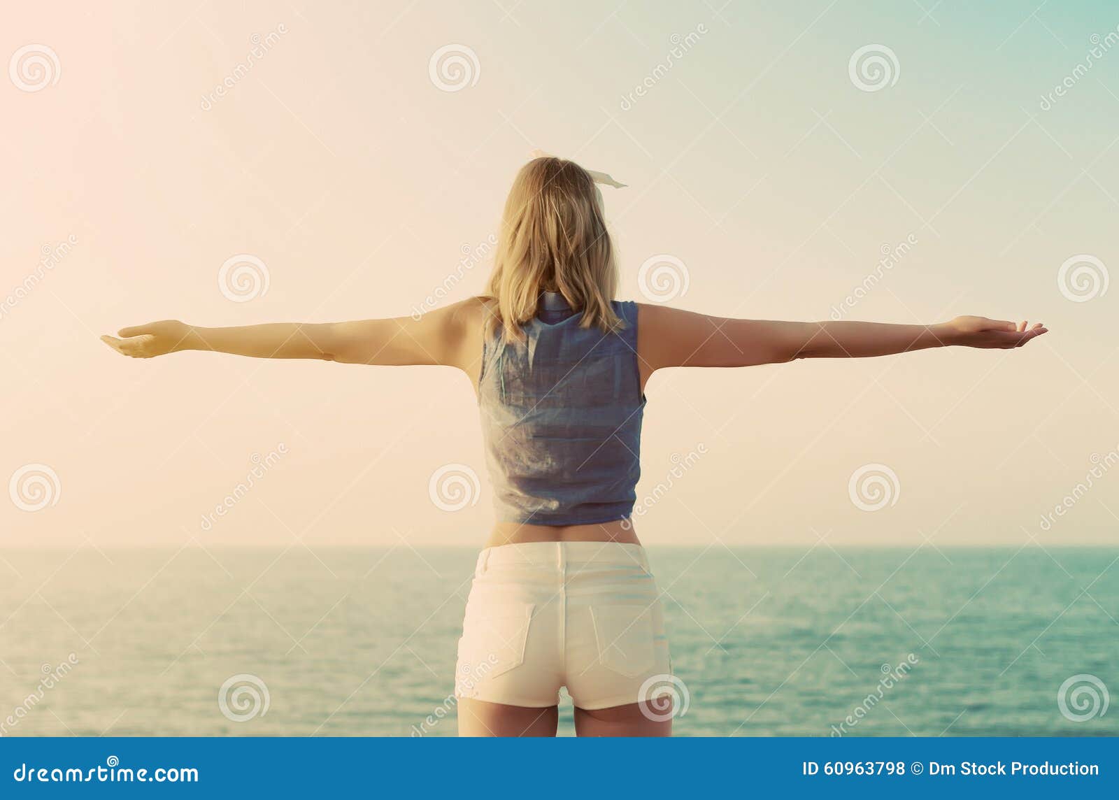 Vrouw Met Wapens Brede Open Stock Foto - Image of nave, levensstijl ...