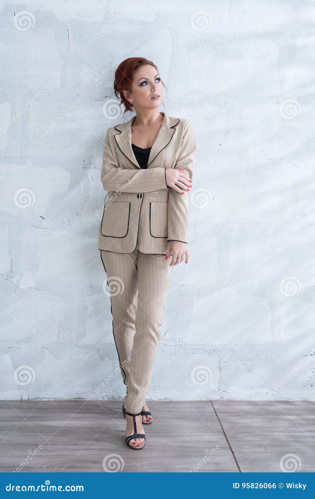 Vrouw in Modieus Kostuum Dichtbij Venster in Studio Stock Foto - Image ...