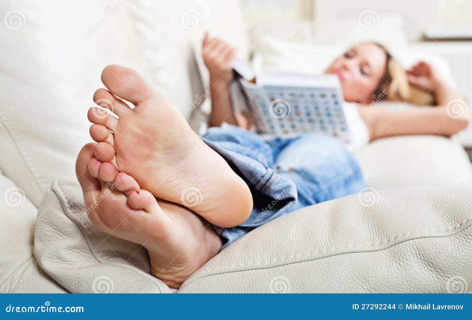 Vrouw op bank met boek stock foto. Image of binnenlands - 27292244