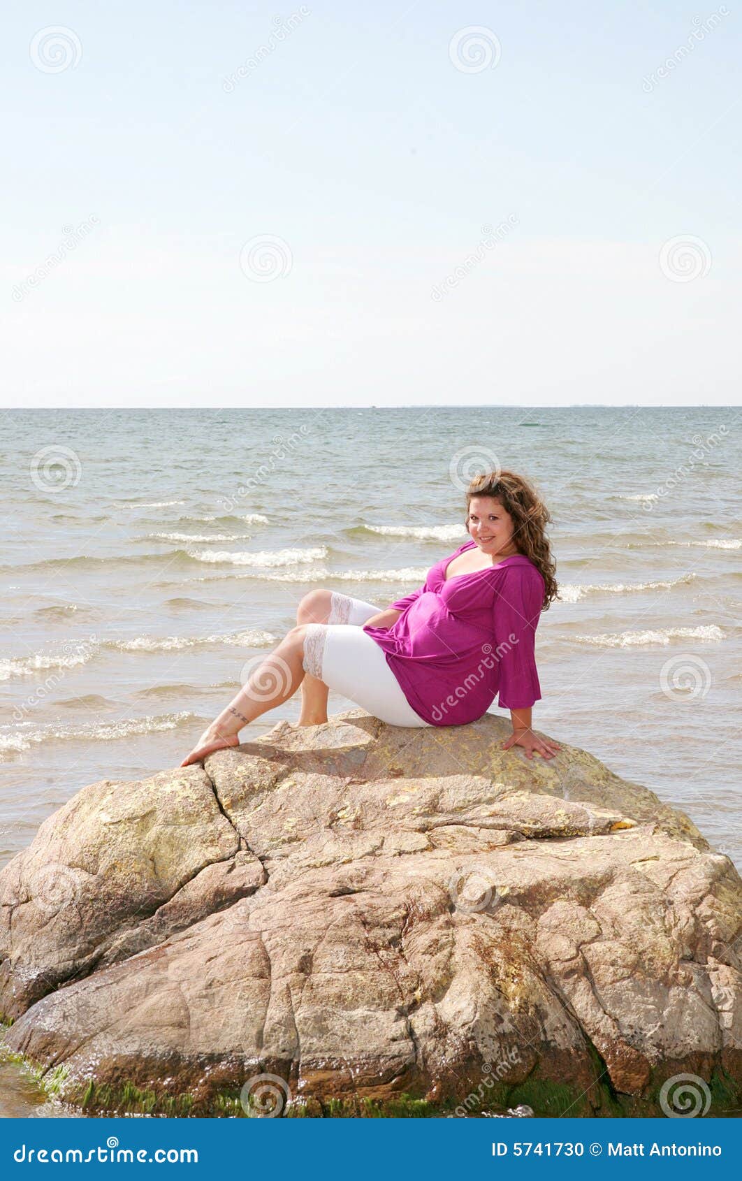 Vrouw op een rots stock foto. Image of bruin, deken, meer - 5741730