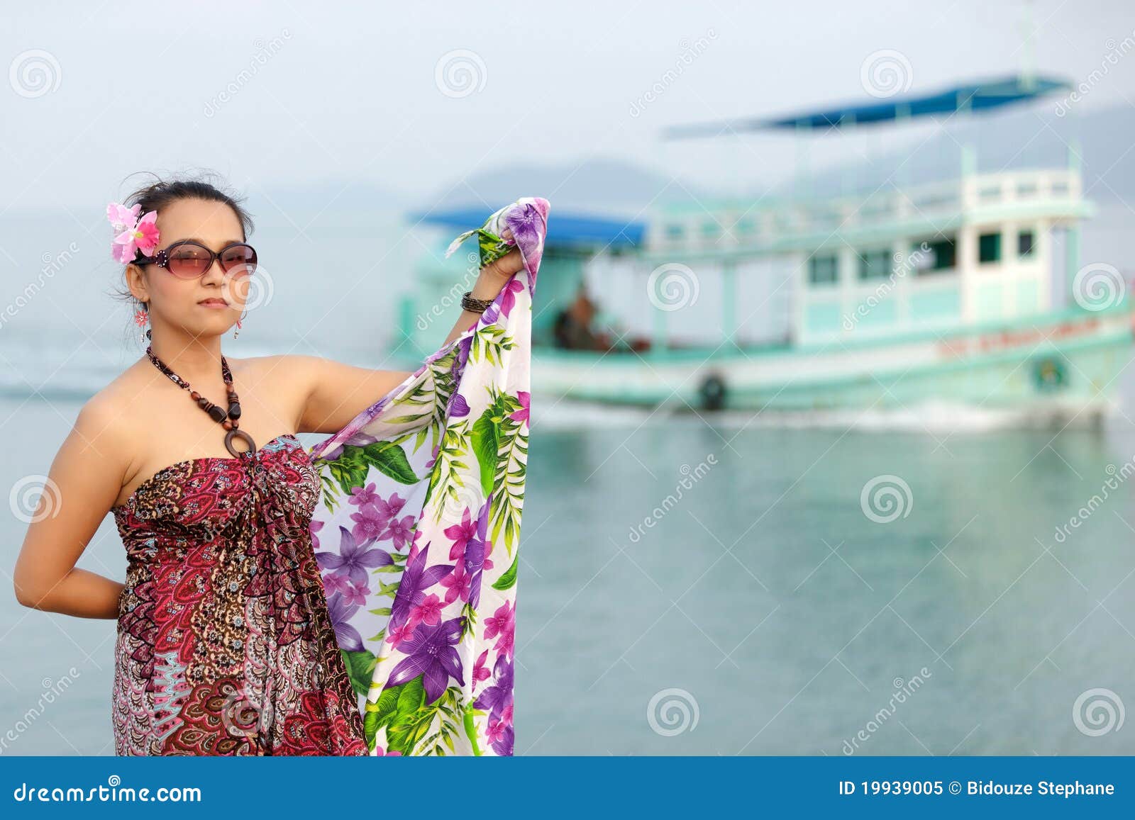 Vrouw op zee met boot stock afbeelding. Image of volwassen - 19939005