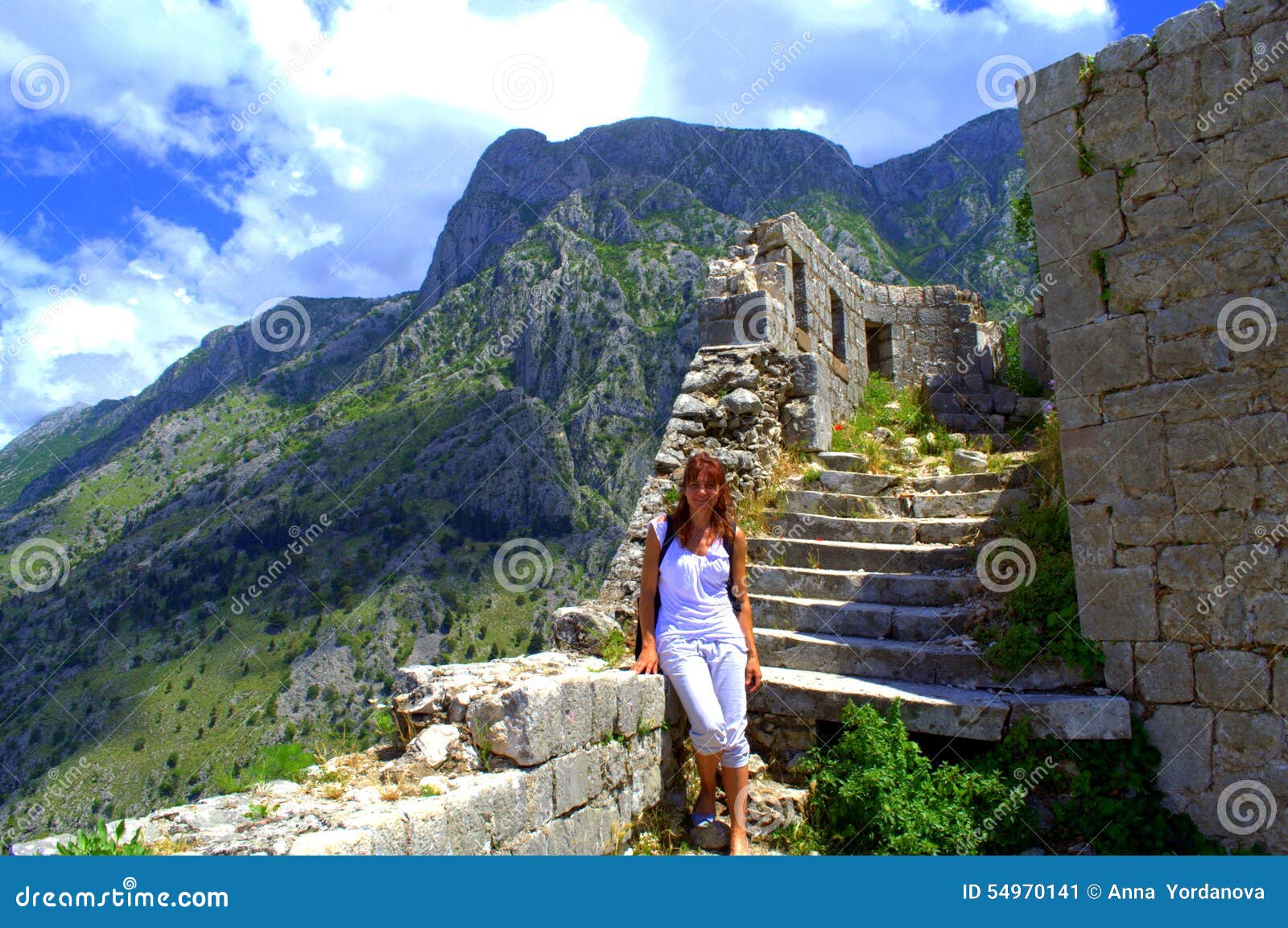 Vrouw in oude bergvesting stock afbeelding. Image of schilderachtig ...
