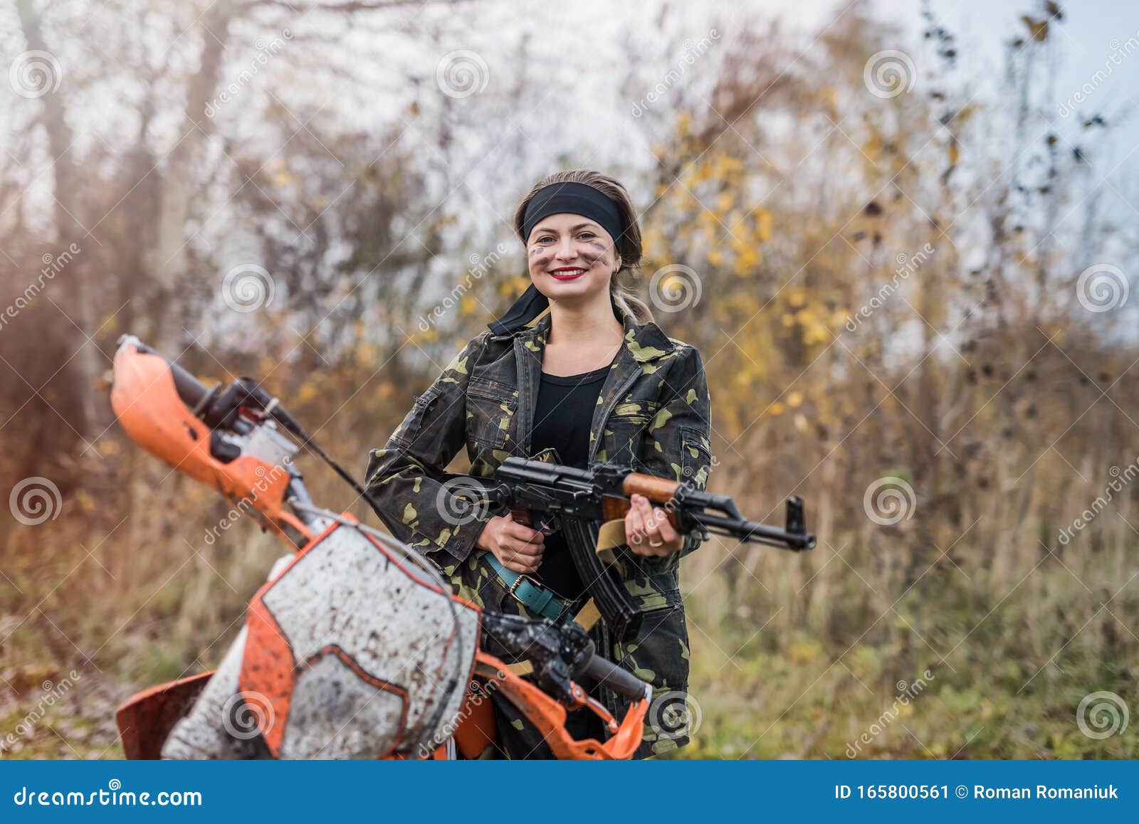 Vrouw Soldaat Met Geweer Op Motorfiets Stock Afbeelding - Image of ...