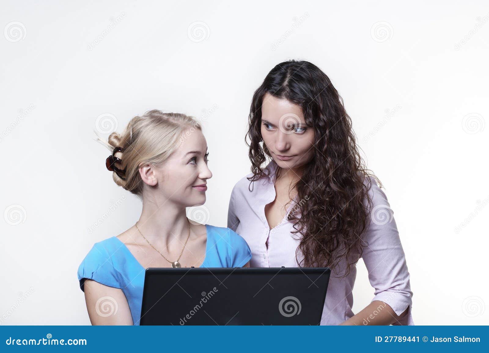 Vrouw Twee Die Het Computerscherm Bekijken Stock Afbeelding - Image of ...