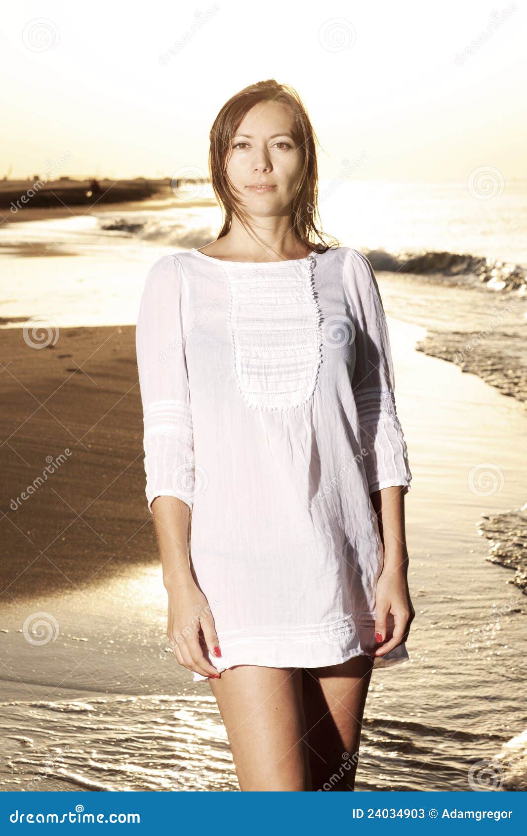 Vrouwelijk Model Op Het Strand Stock Afbeelding - Image of overzees ...