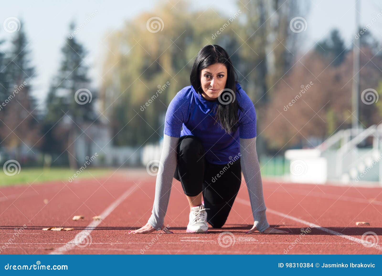 Vrouwelijke Atleet Standing in Een Beginpositie Stock Foto - Image of ...