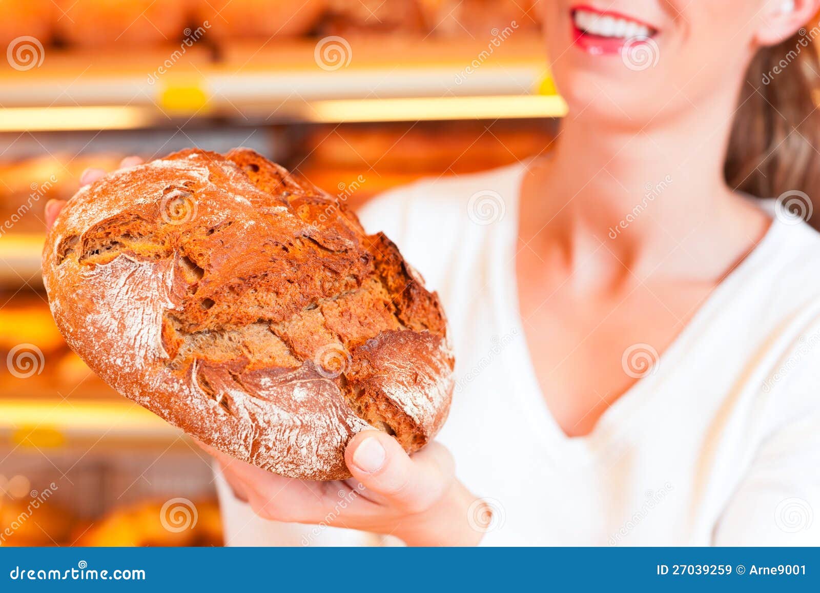 Vrouwelijke Bakker in Haar Bakkerij Stock Afbeelding - Image of mensen ...