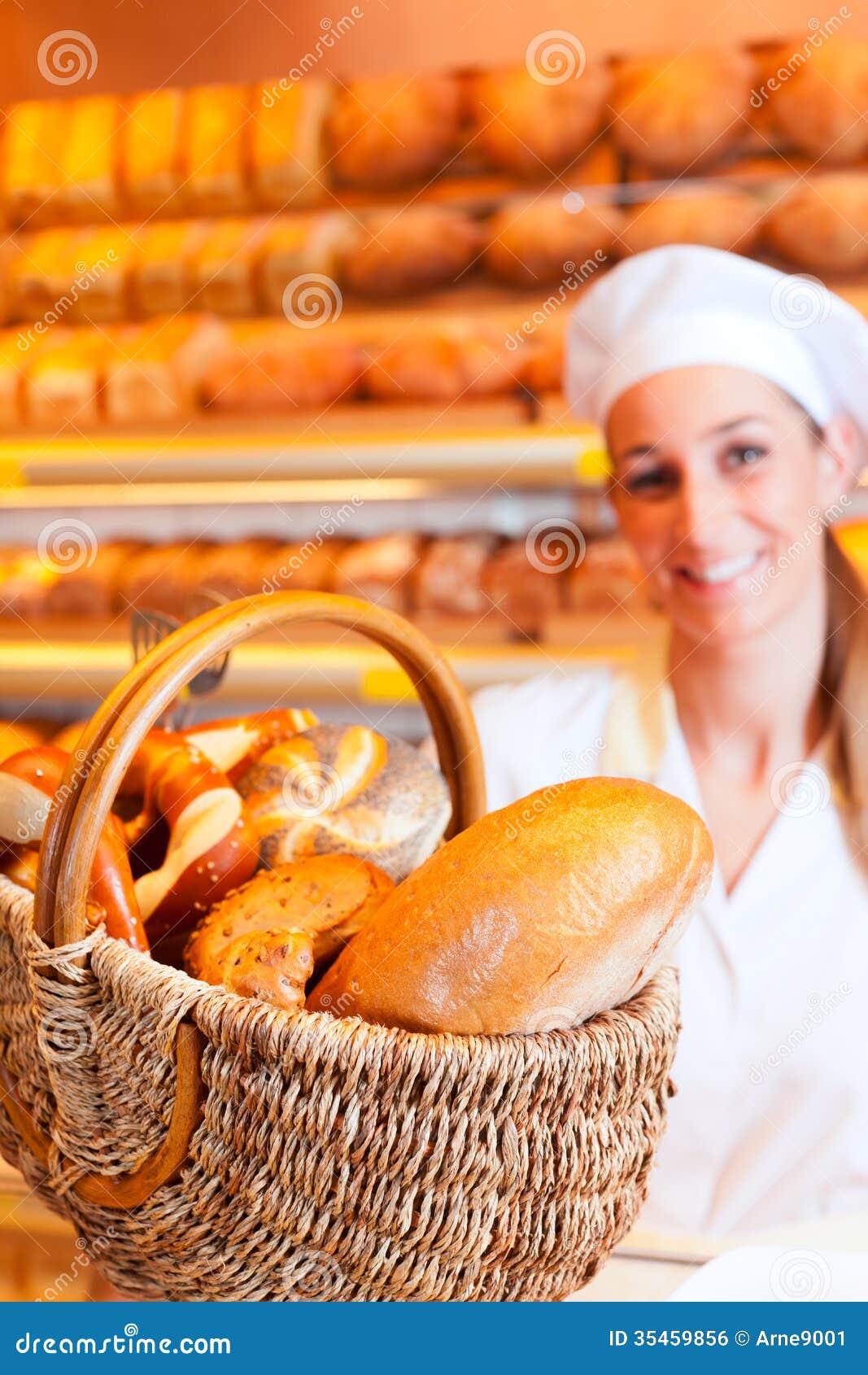 Vrouwelijke Bakker in Haar Bakkerij Stock Foto - Image of verkoop ...