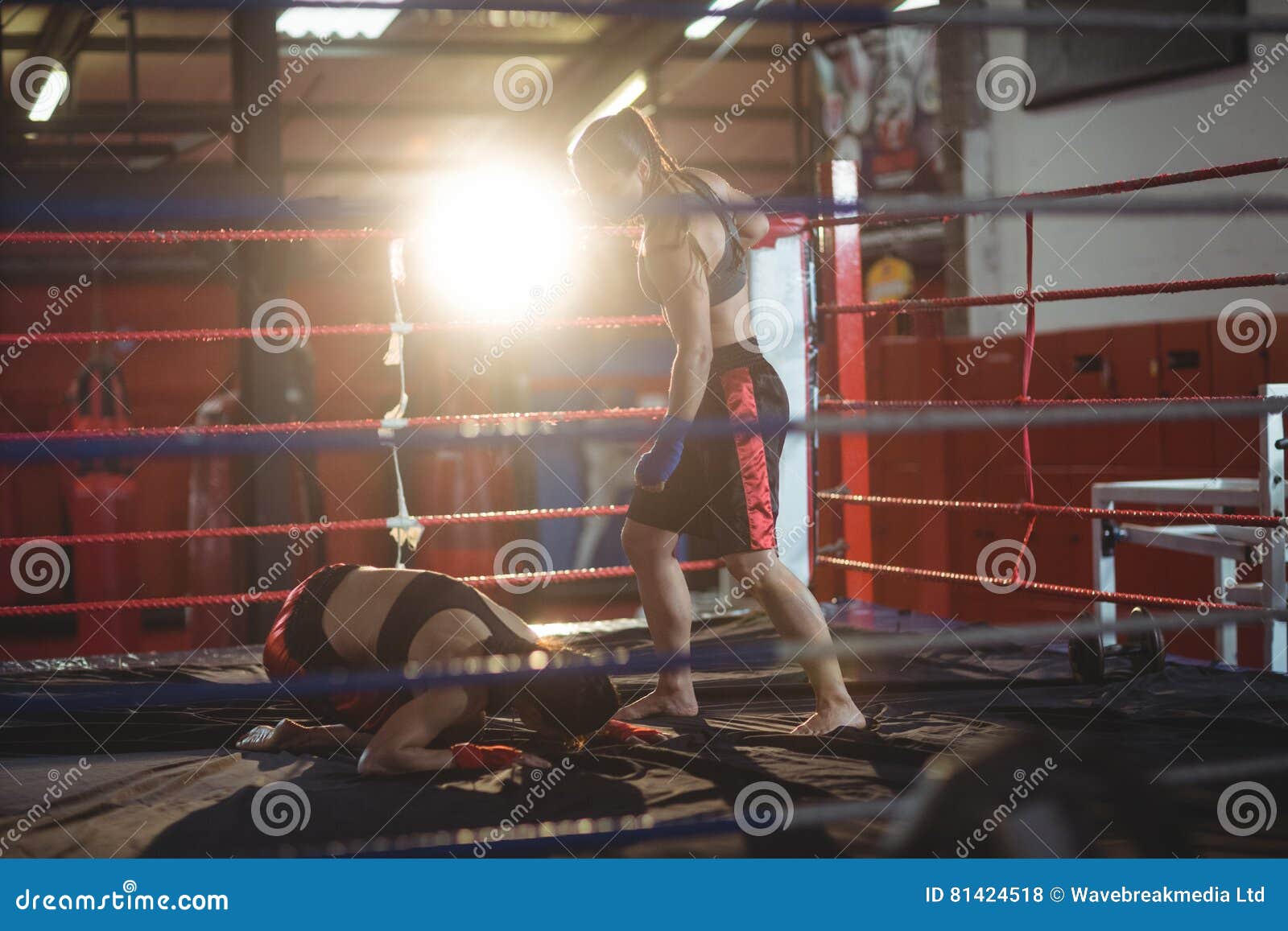 Vrouwelijke Boksers Die in Boksring Vechten Stock Foto - Image of ...