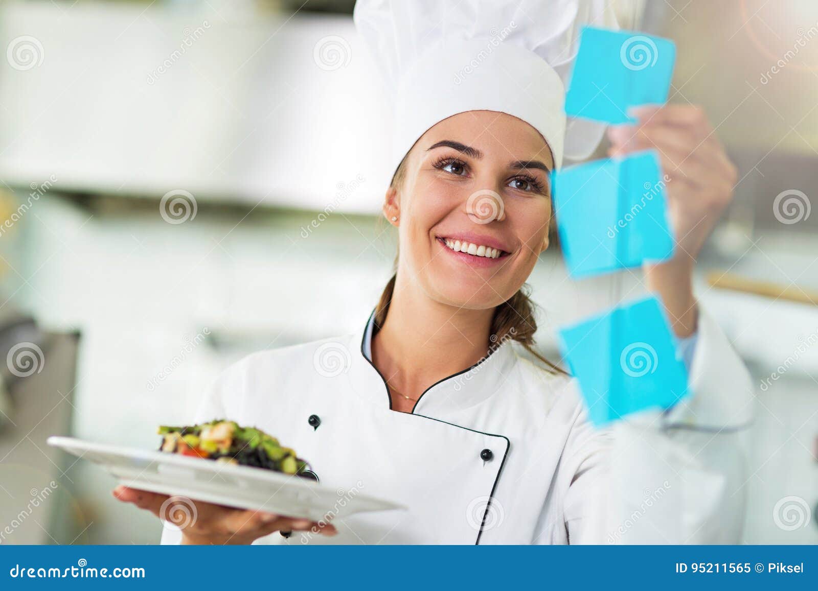 Vrouwelijke Chef-kok in Keuken Stock Afbeelding - Image of personeel ...