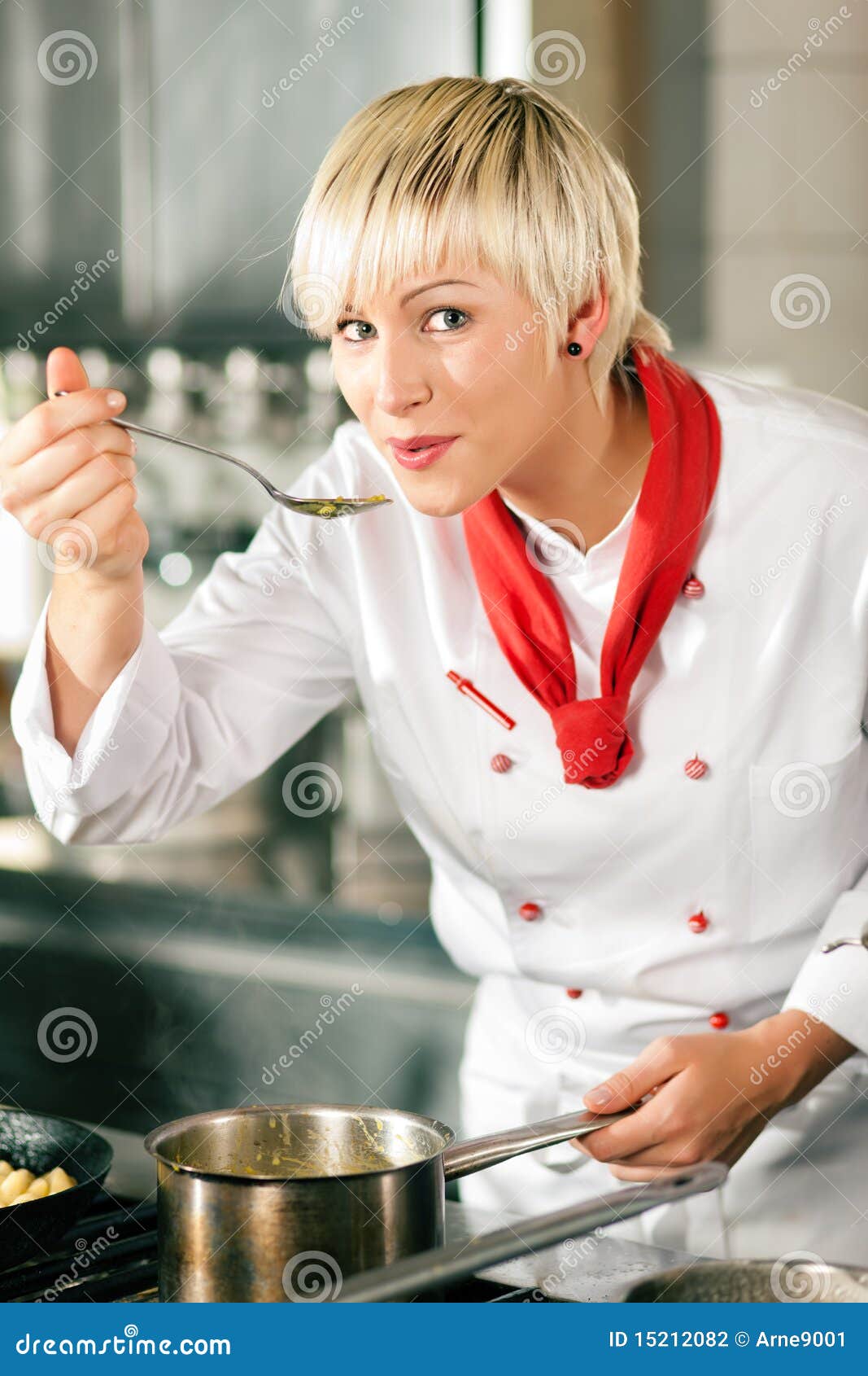 Vrouwelijke Chef-kok in Restaurantkeuken Het Proeven Stock Foto - Image ...