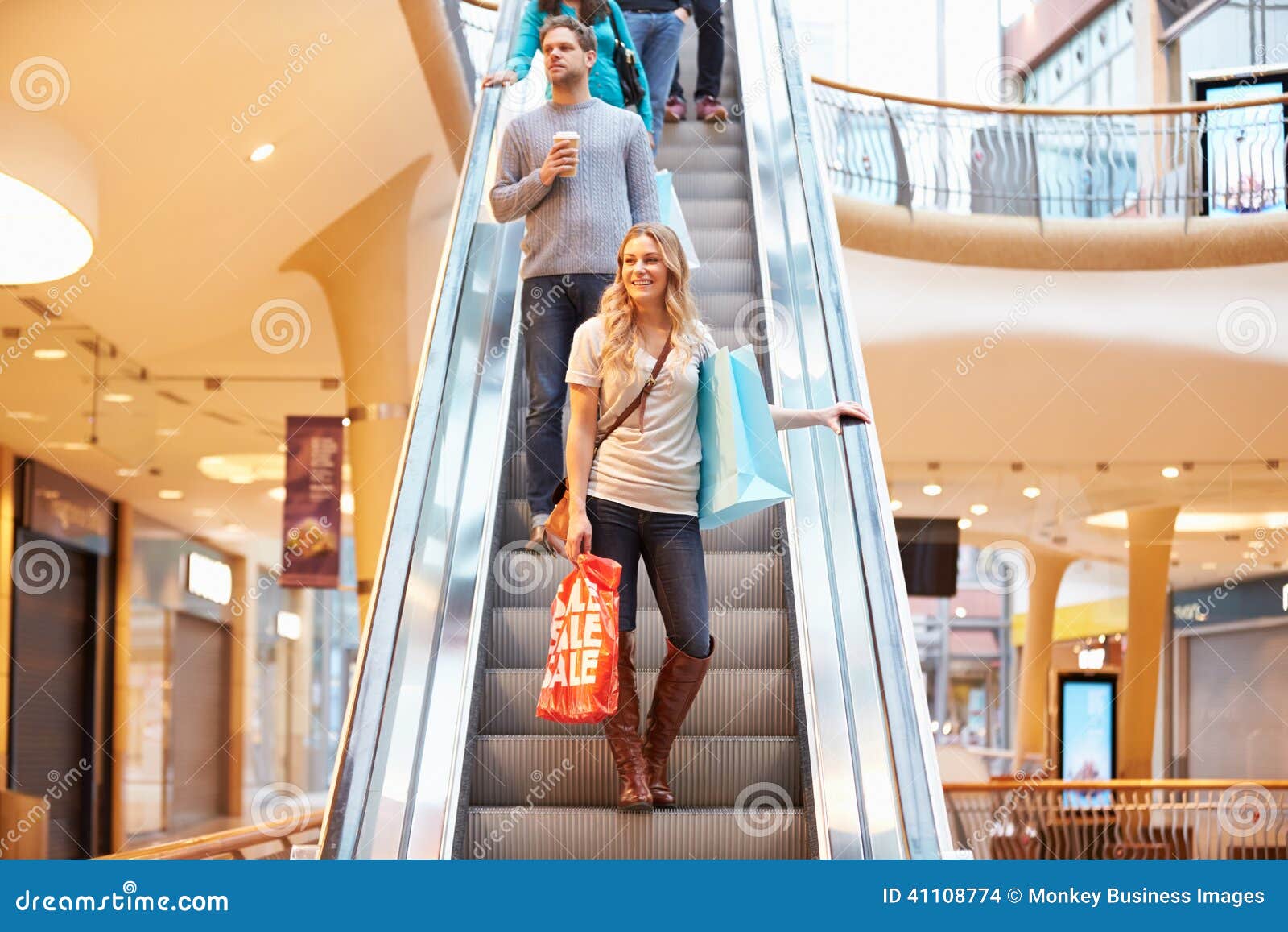 Vrouwelijke Klant Op Roltrap in Winkelcomplex Stock Foto - Image of ...