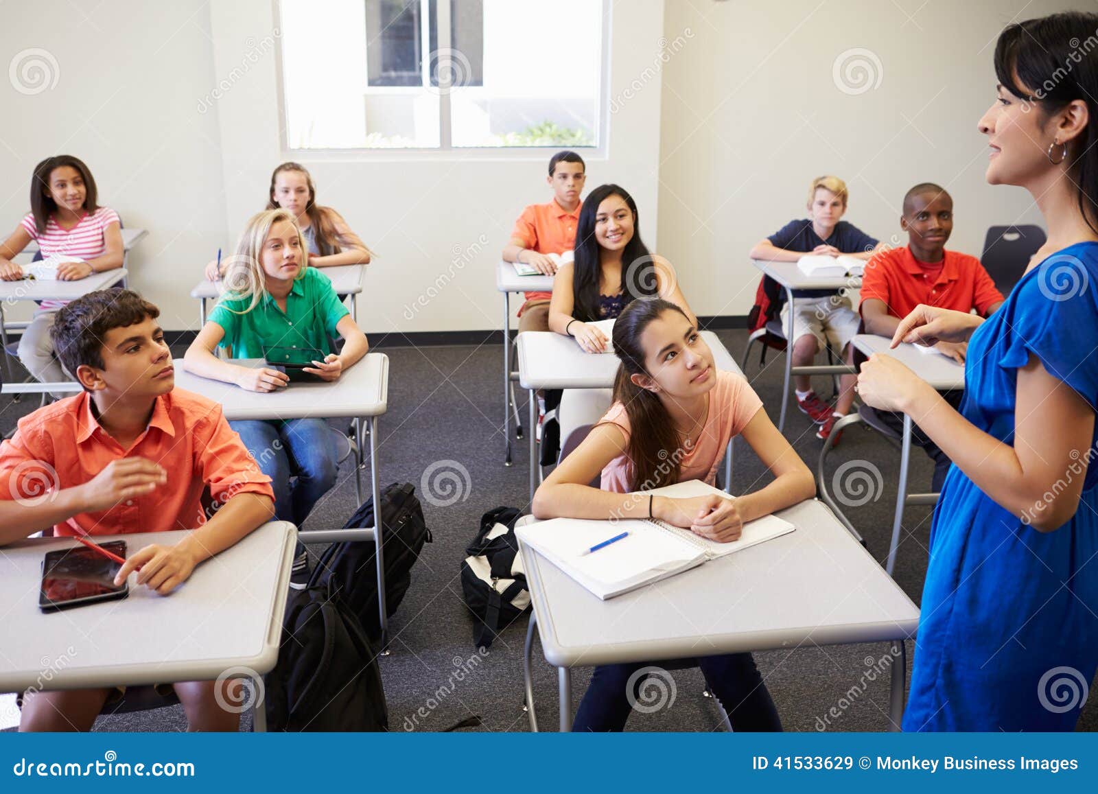 Vrouwelijke Middelbare Schoolleraar Taking Class Stock Afbeelding ...
