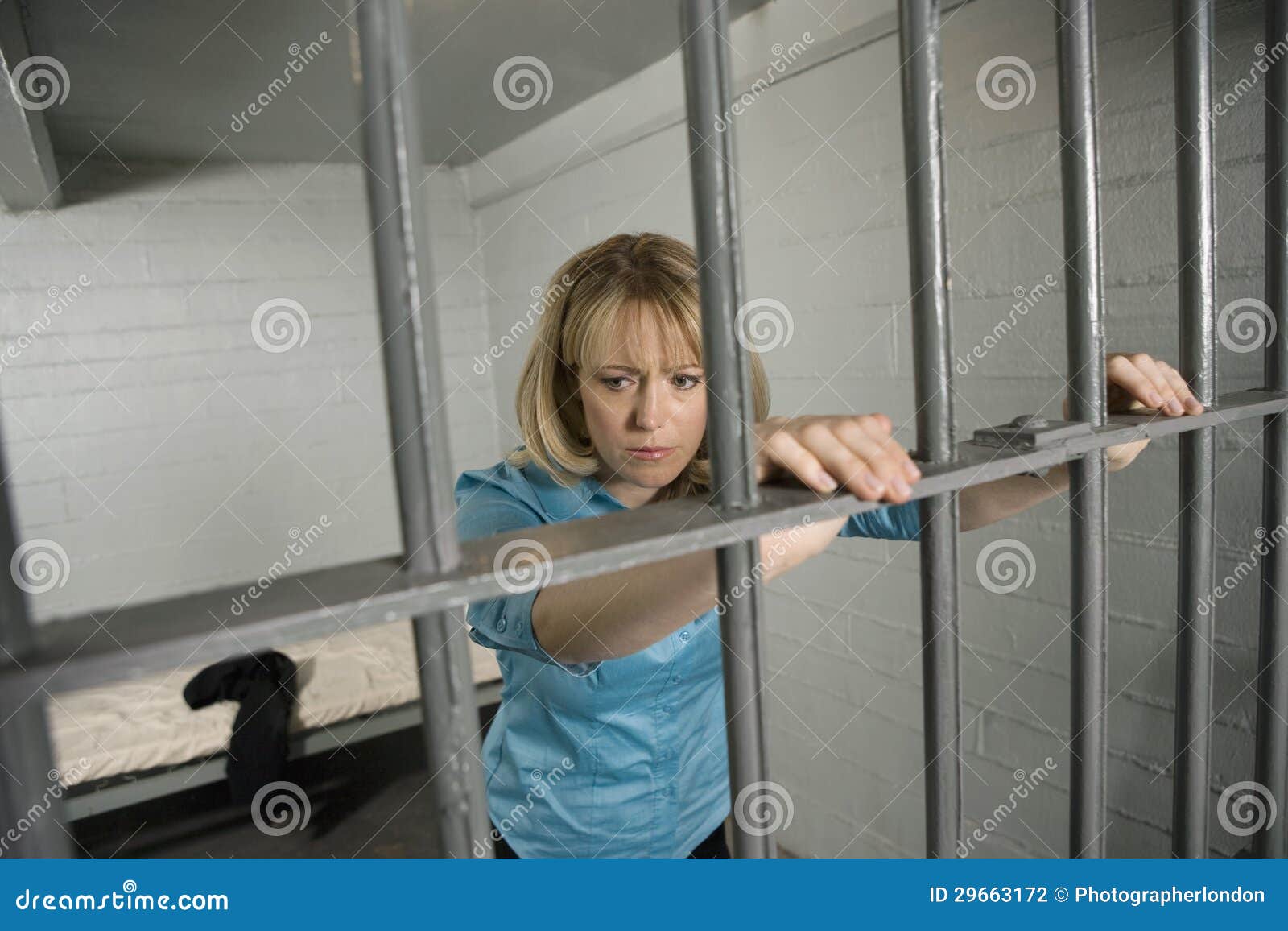 Vrouwelijke Misdadiger Achter De Tralies Stock Foto - Image of ...