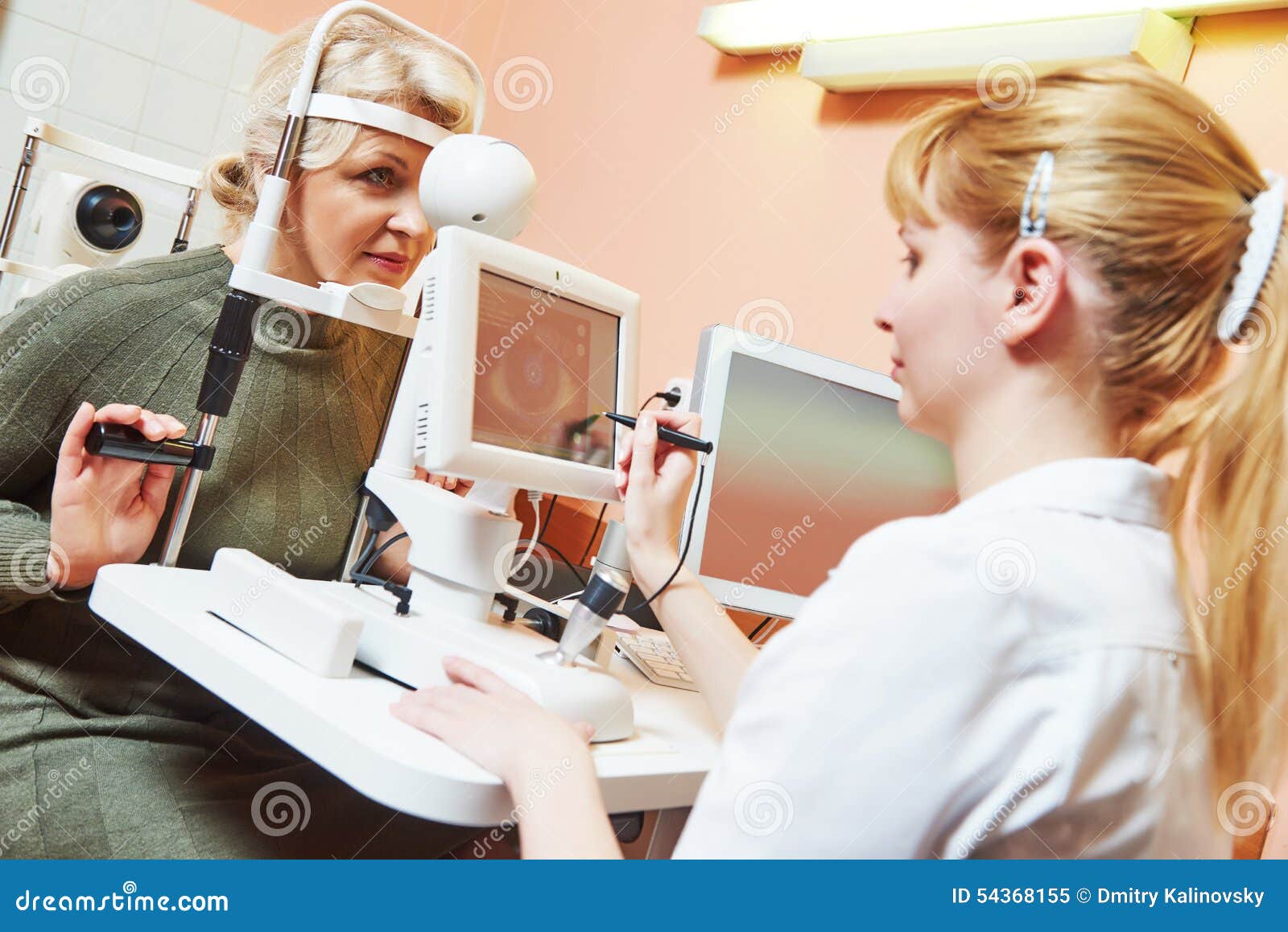 Vrouwelijke Oftalmoloog of Optometrist Op Het Werk Stock Afbeelding ...