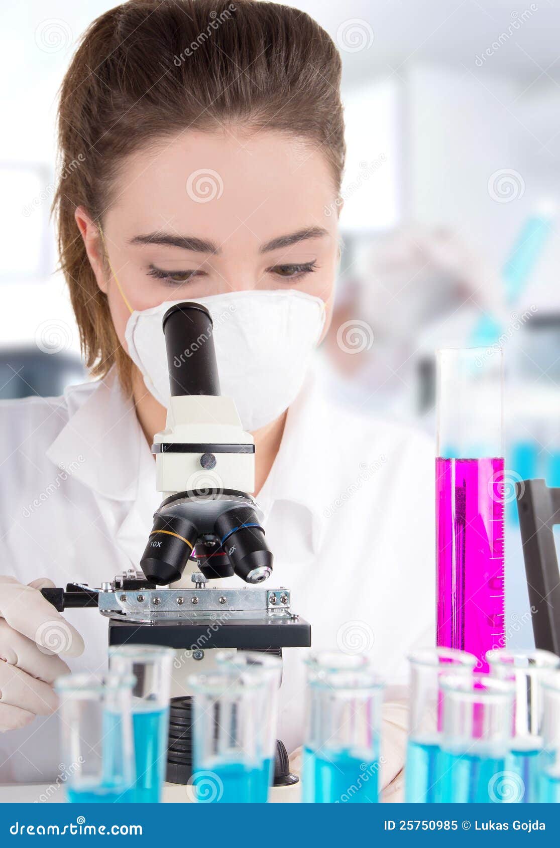 Vrouwelijke Onderzoeker in Laboratorium Stock Afbeelding - Image of ...