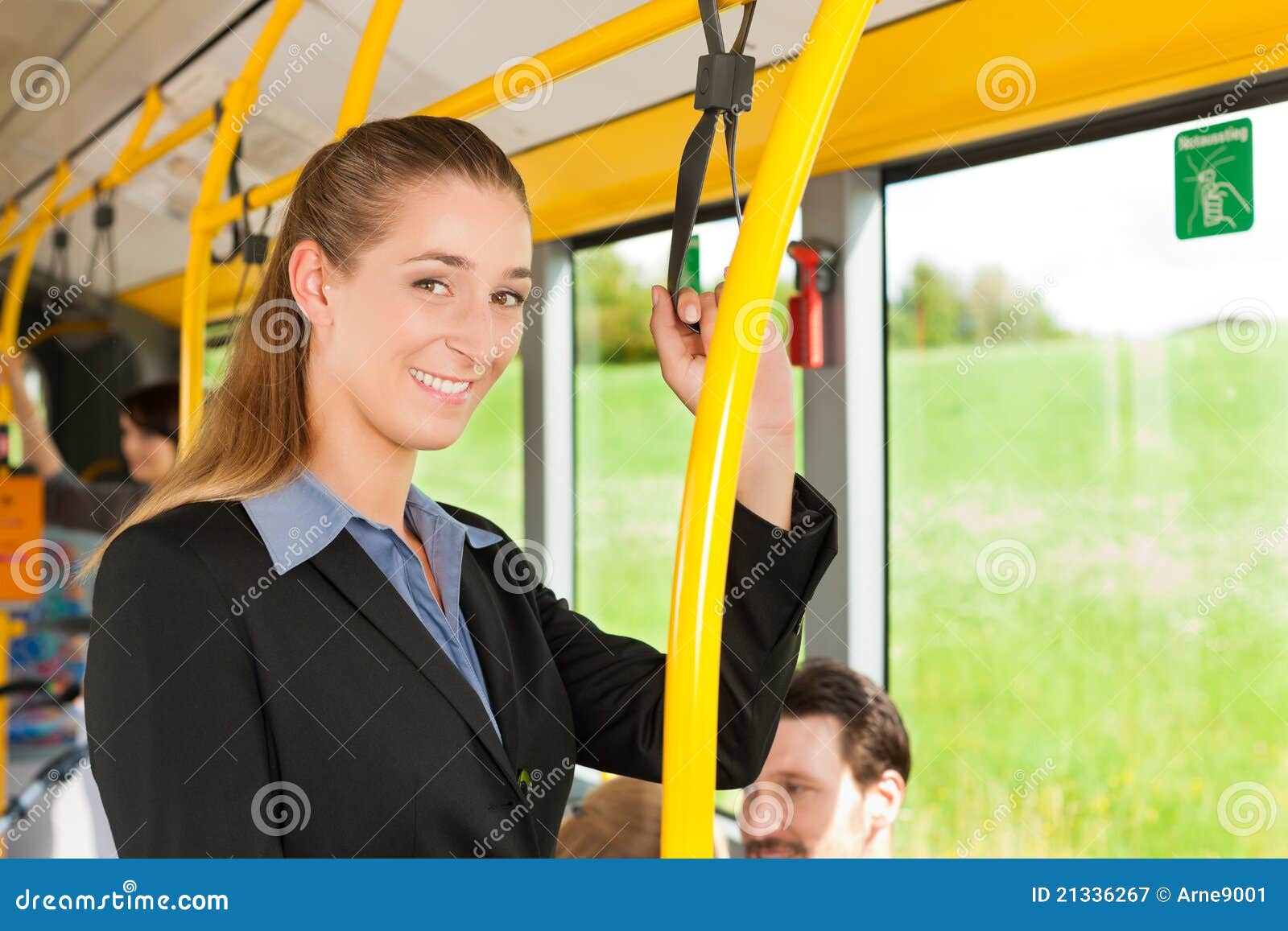Vrouwelijke Passagier in Een Bus Stock Afbeelding - Image of vrouwen ...