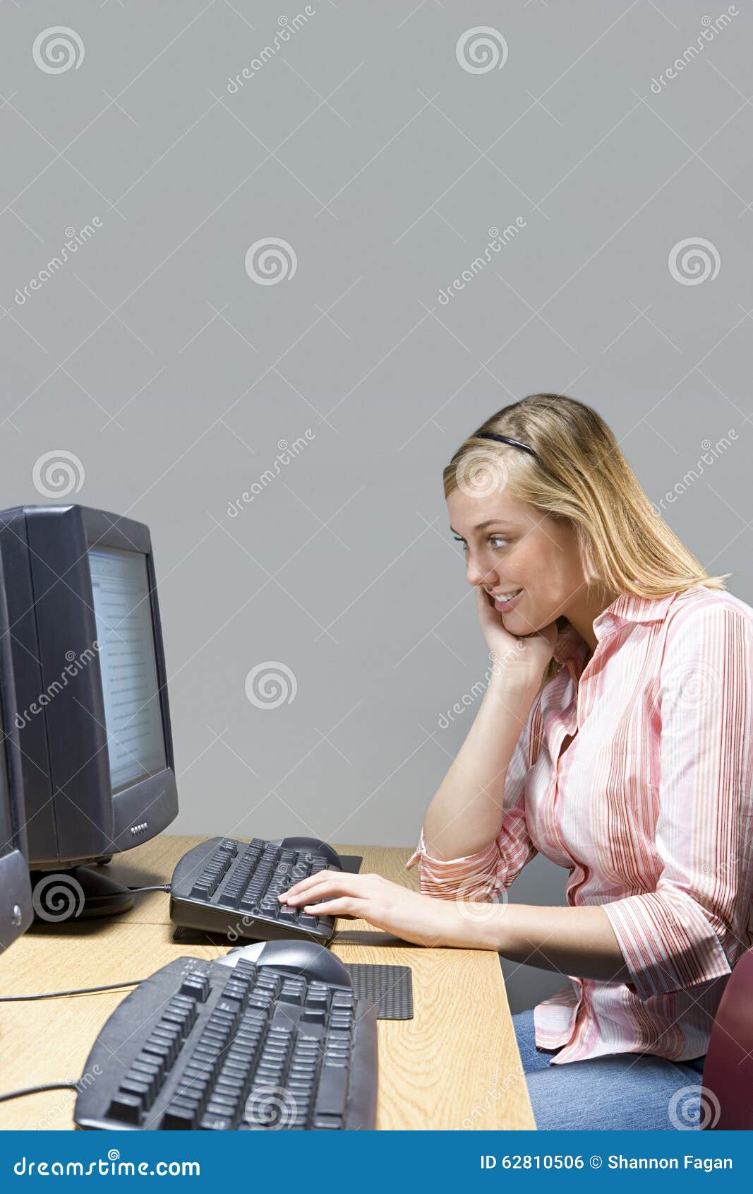 Vrouwelijke Student Die Aan Een Computer Werken Stock Foto - Image of ...