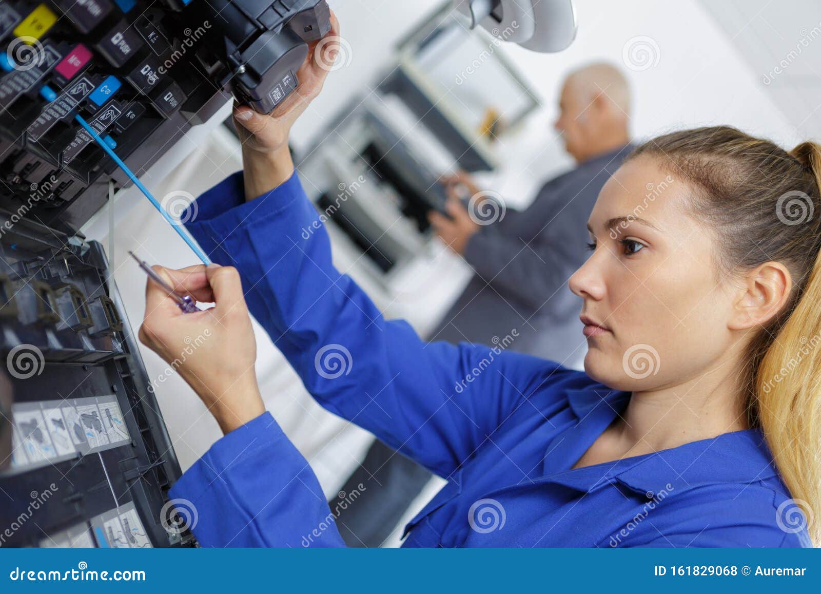 Vrouwelijke Technicus Controleert De Inkt Op Het Niveau Van De Kantoorprinter Stock Foto - Image ...