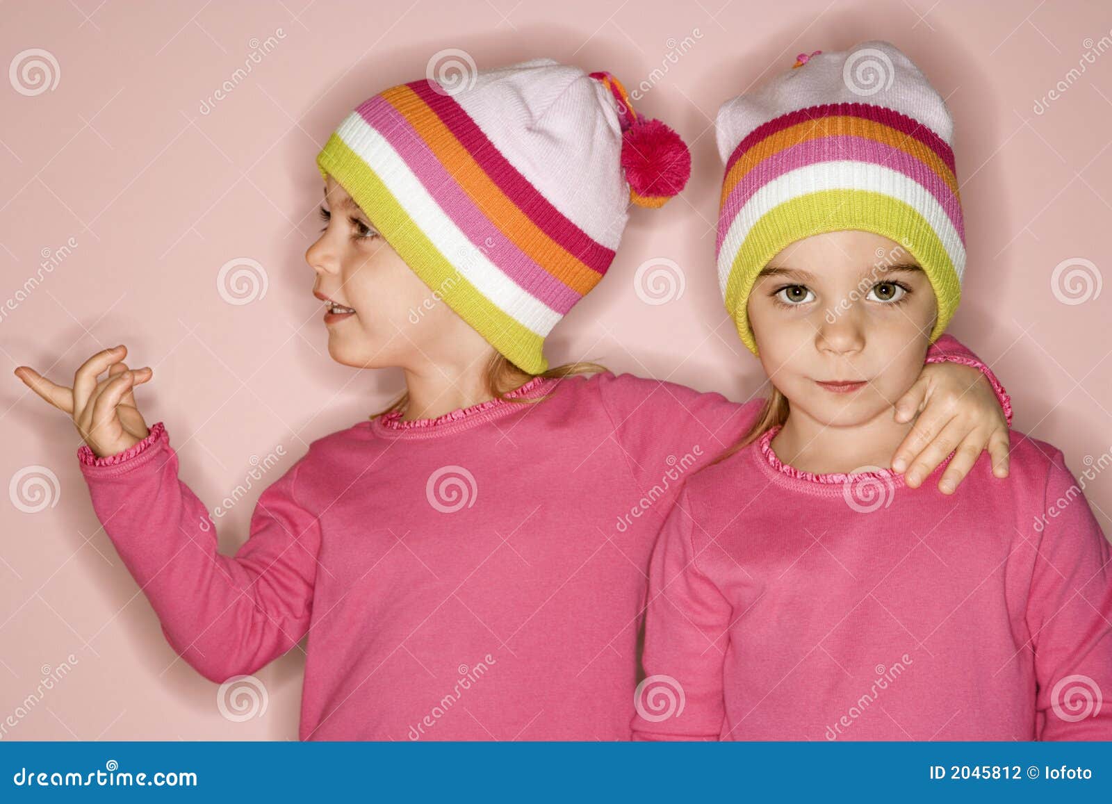 Vrouwelijke tweelingen stock foto. Image of brei, mensen - 2045812